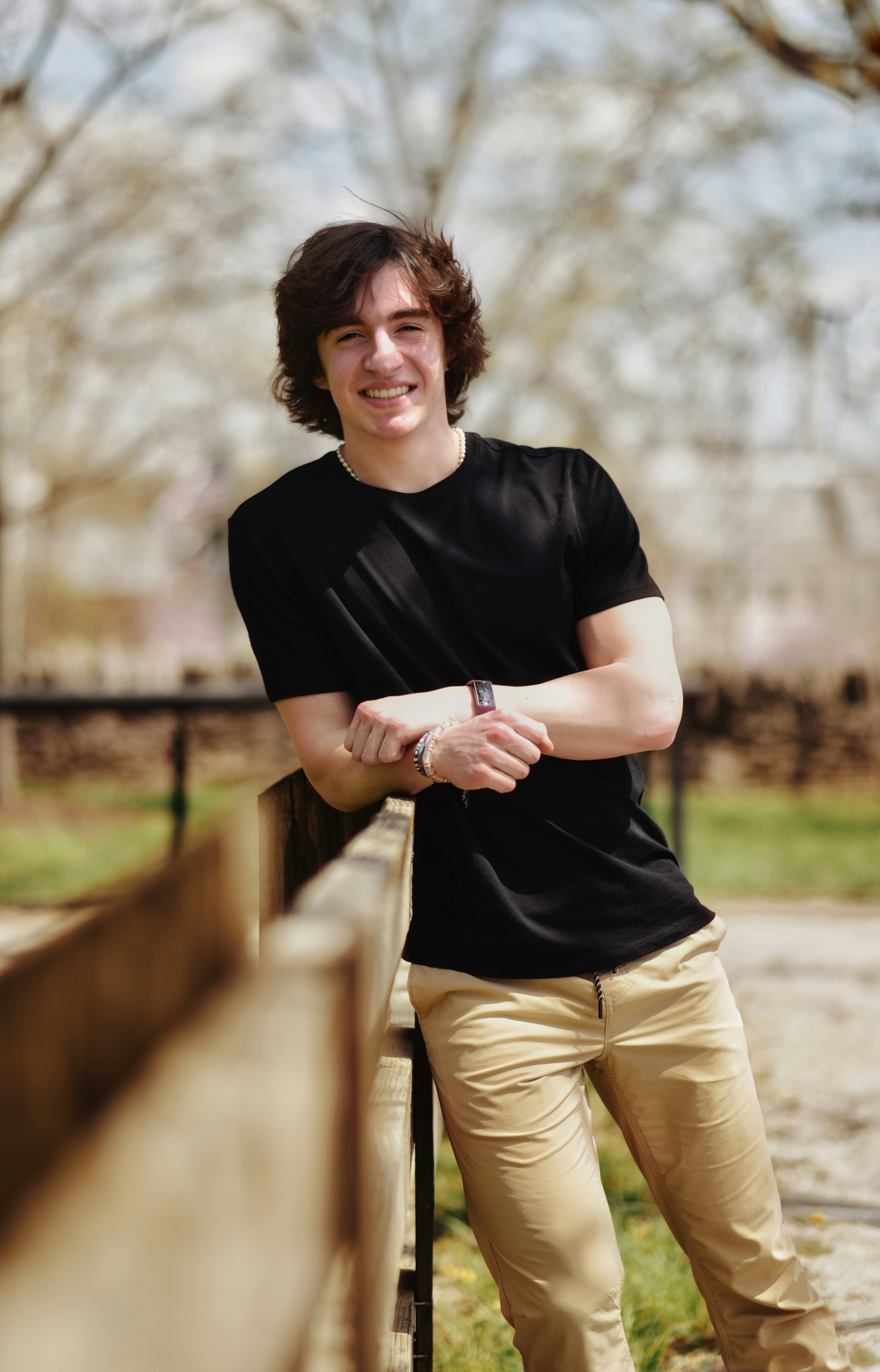 A person leaning on a railing photo – Free Person Image on Unsplash