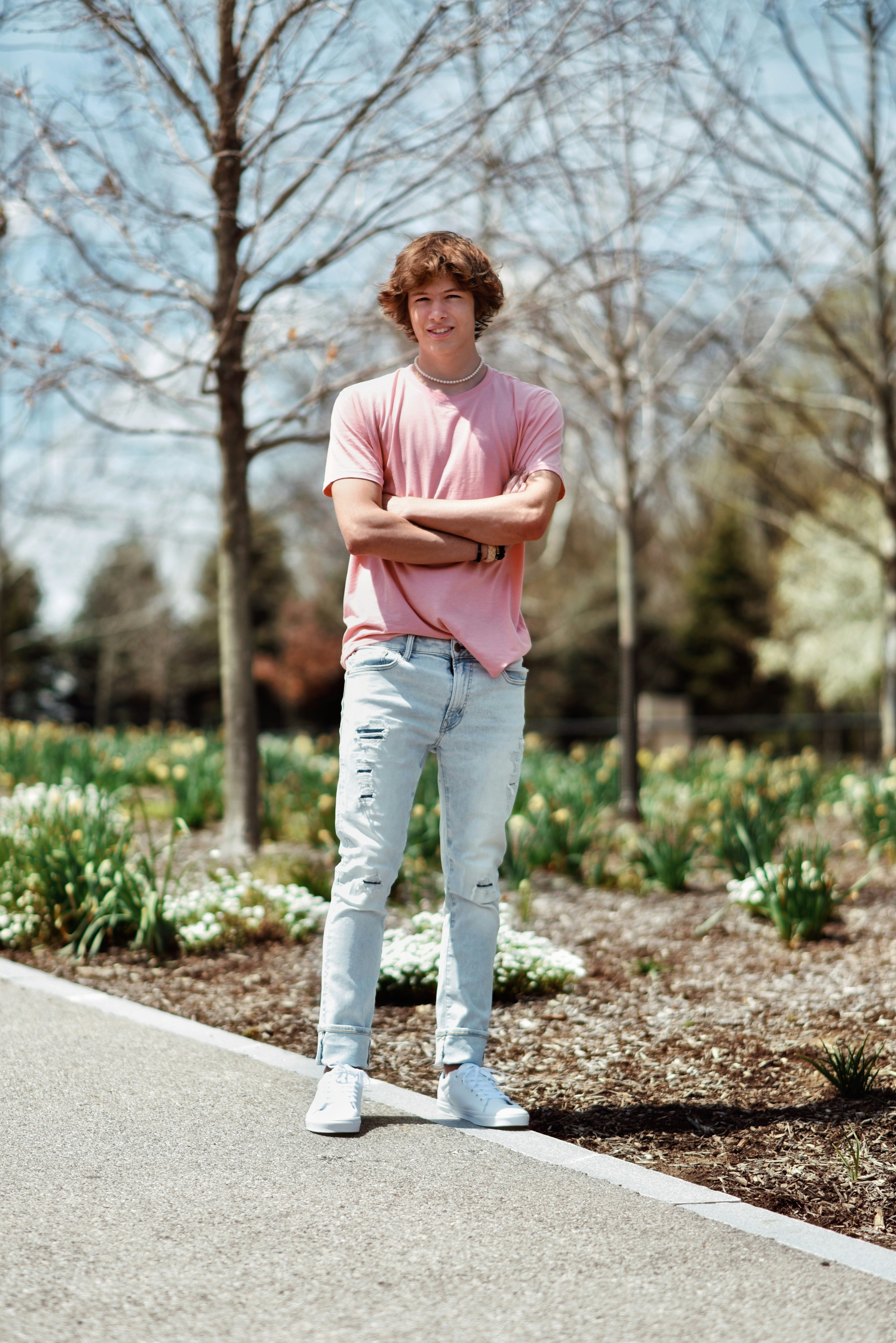 A person standing on a sidewalk photo – Free Person Image on Unsplash