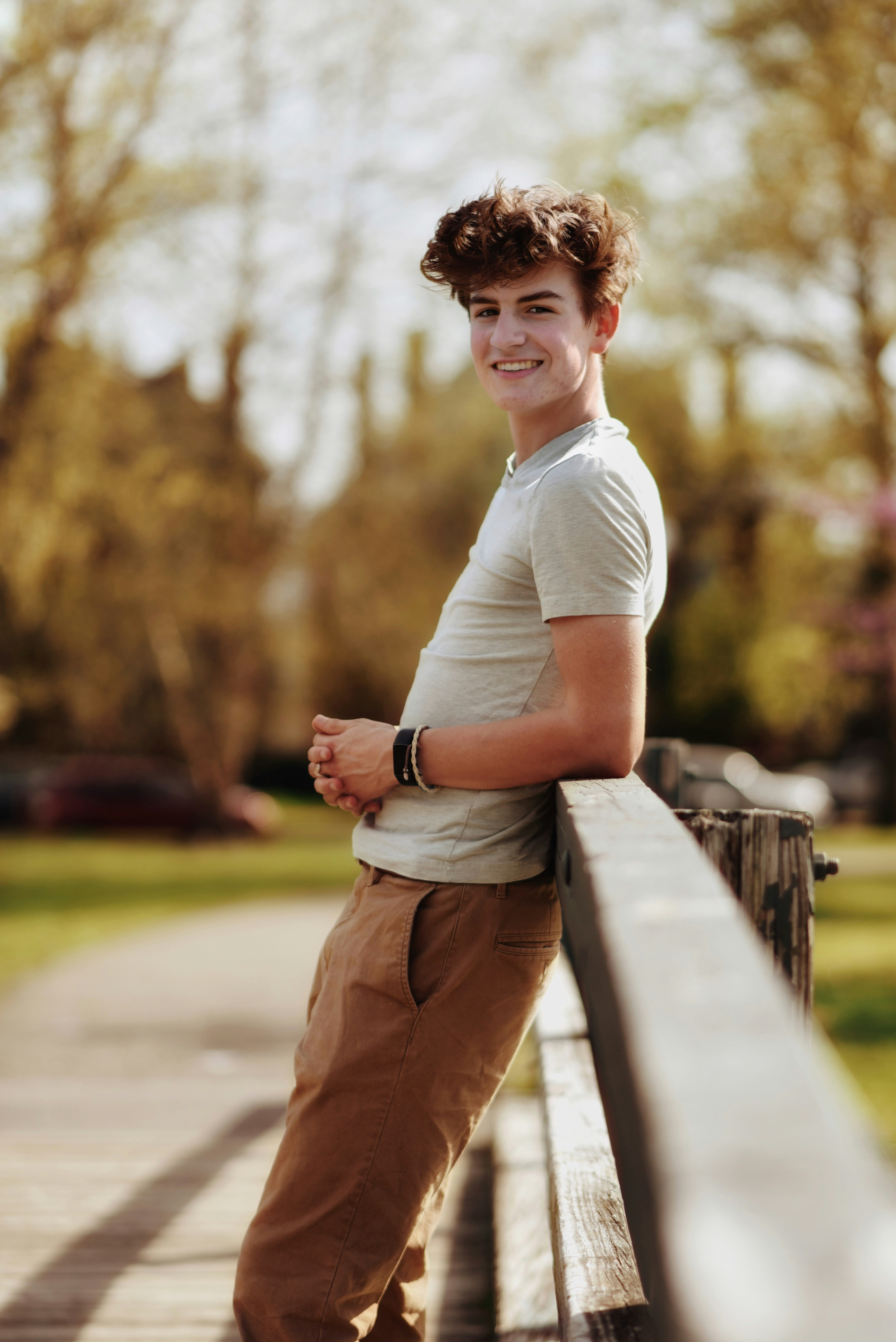 A person leaning on a railing photo – Free Portrait Image on Unsplash