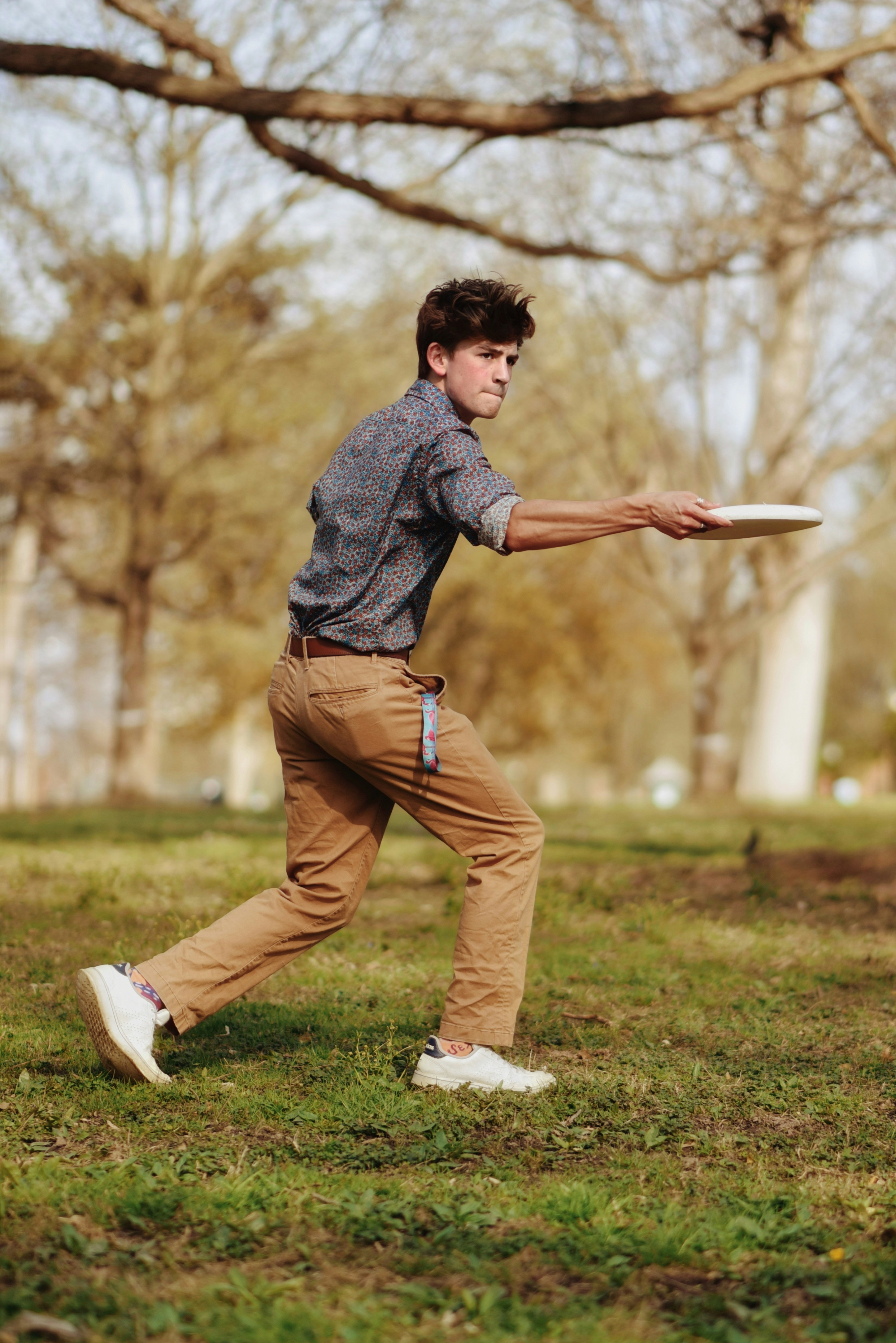 A man throwing a frisbee photo – Free Frisbee Image on Unsplash