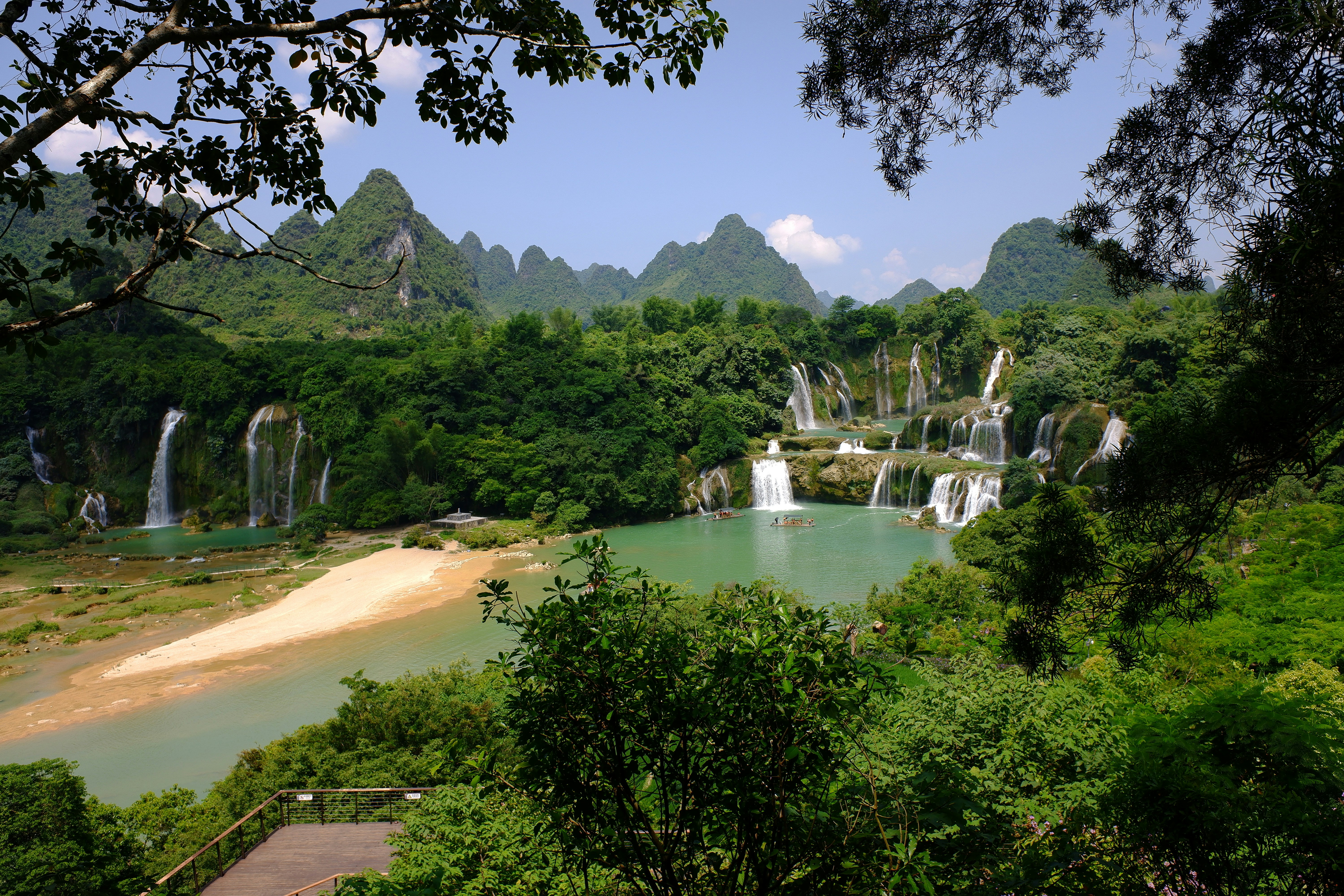 Un plan d’eau avec une cascade et des arbres autour photo – Photo ...