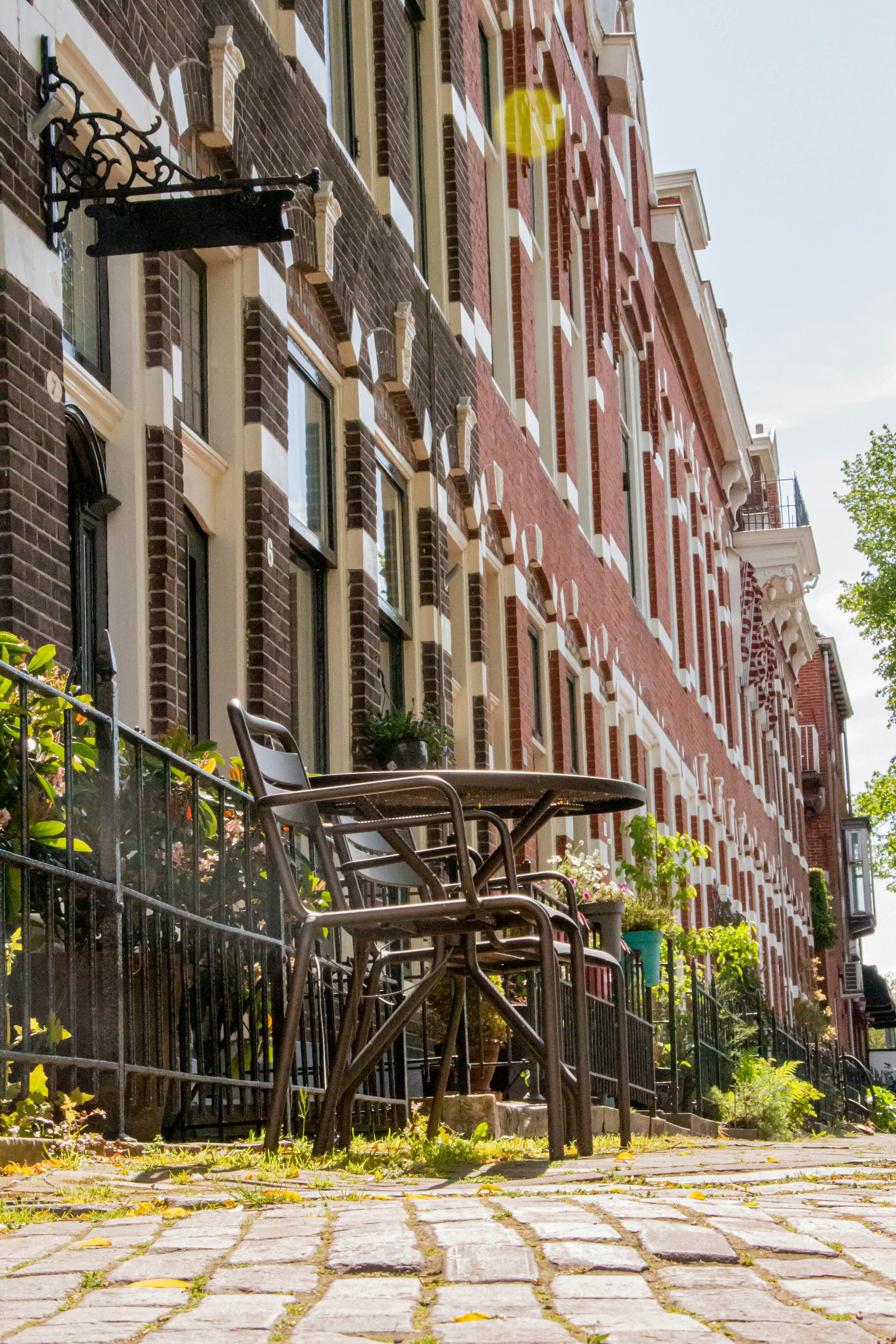 a seat sitting outside on the streets with nice building on the background