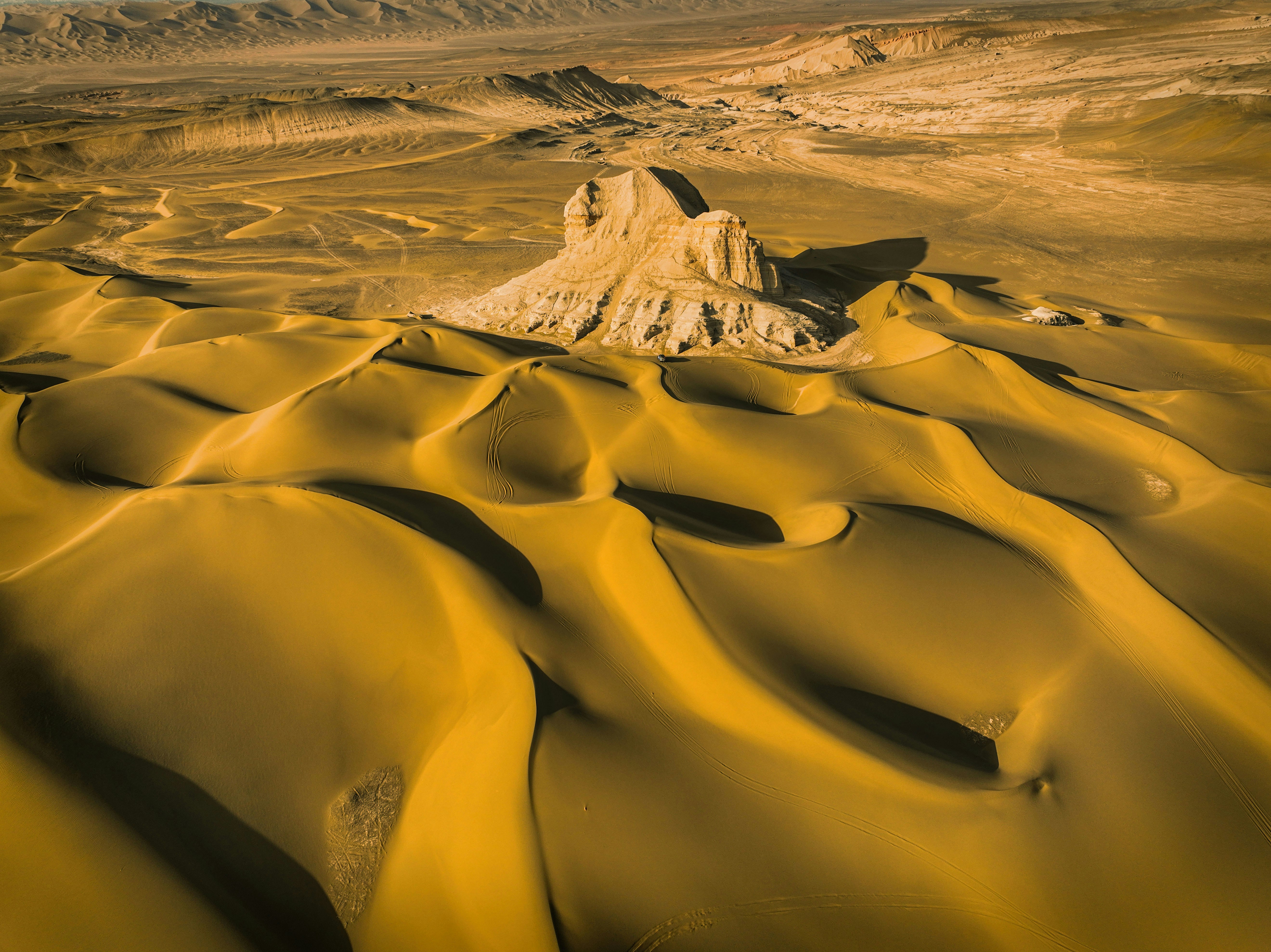 A desert landscape with sand dunes photo – Free Soil Image on Unsplash