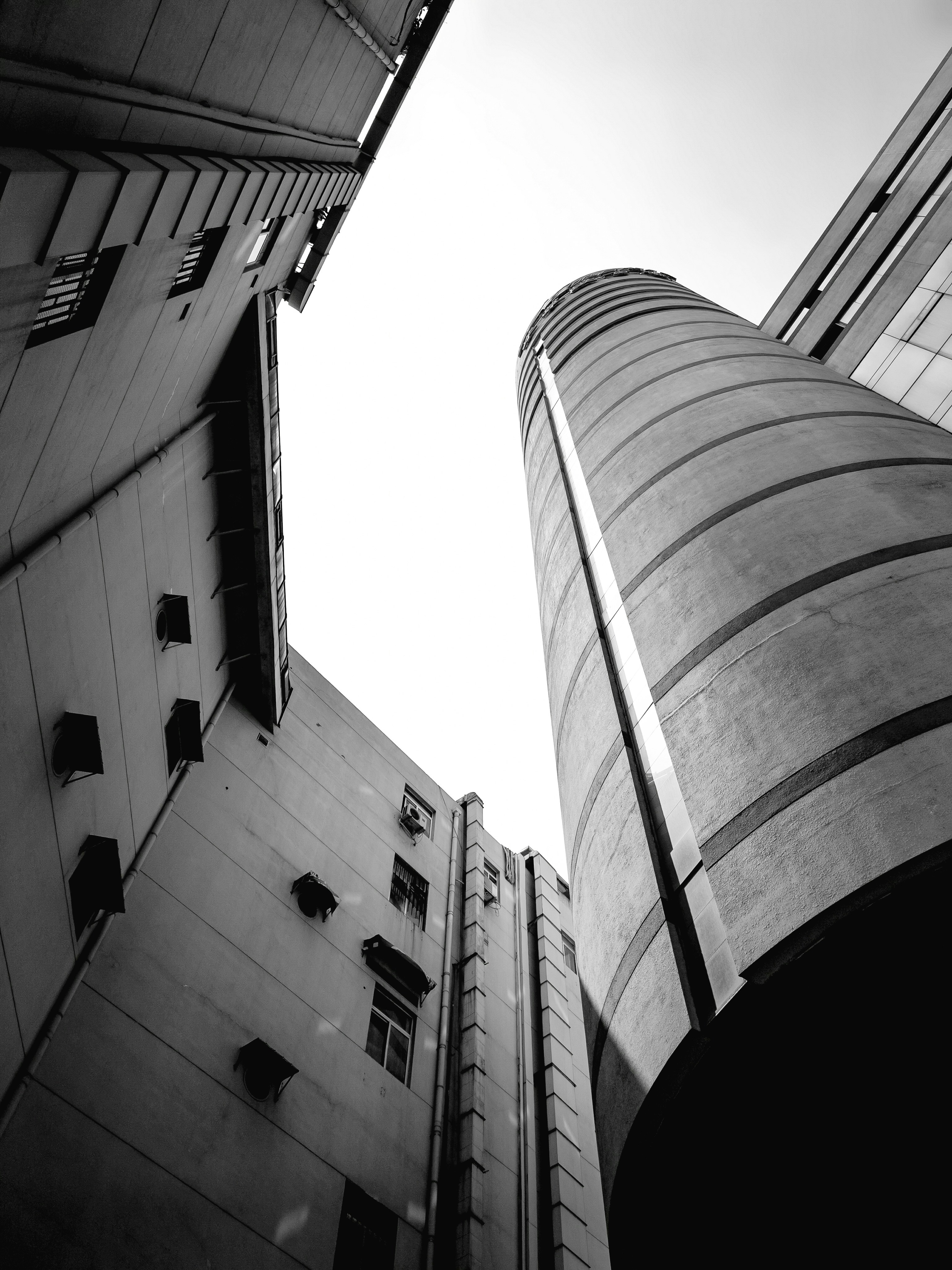 Un bâtiment avec une tour photo – Photo Architecture Gratuite sur Unsplash