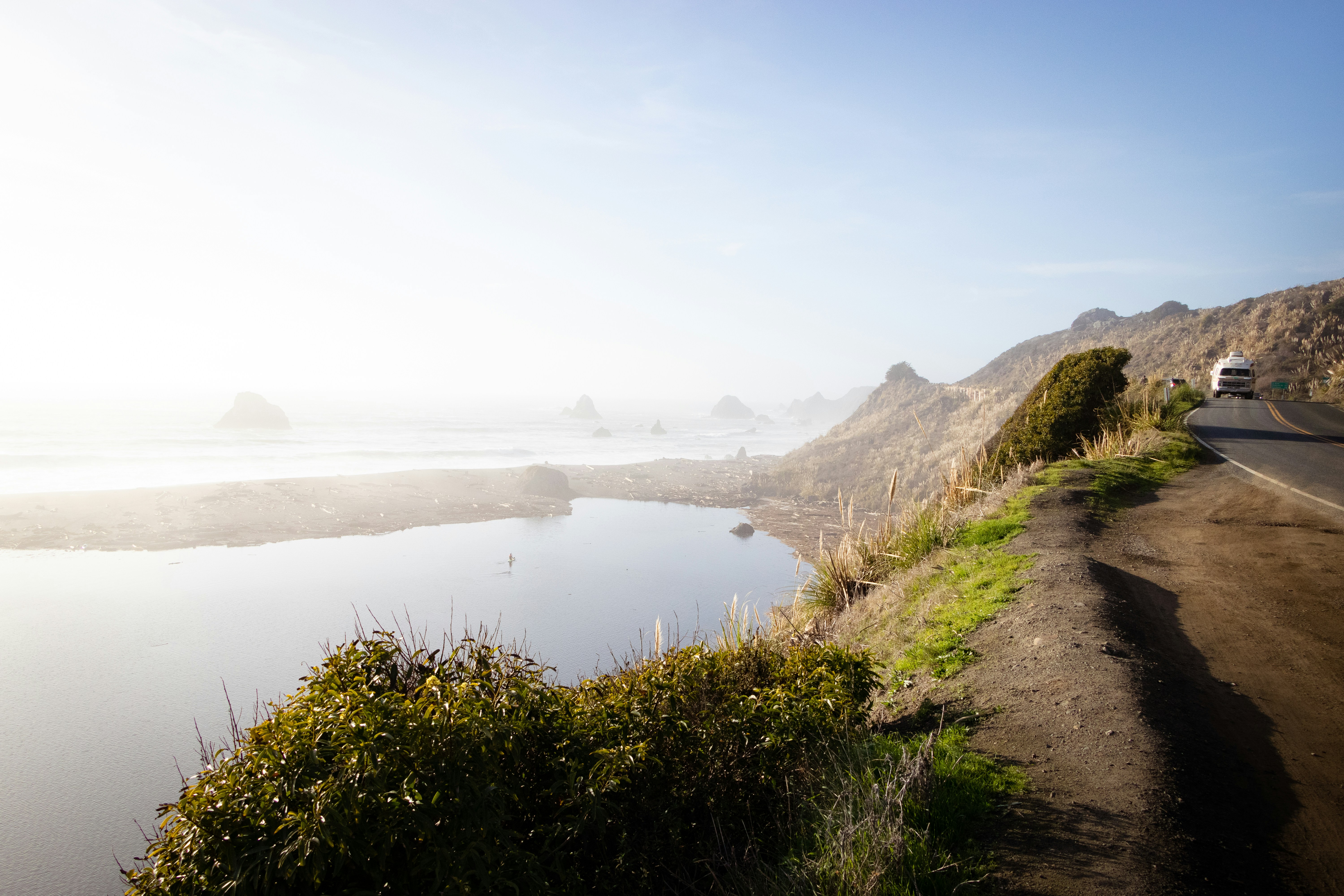 Un chemin arboré sur le flanc d’une montagne photo – Photo L'eau ...