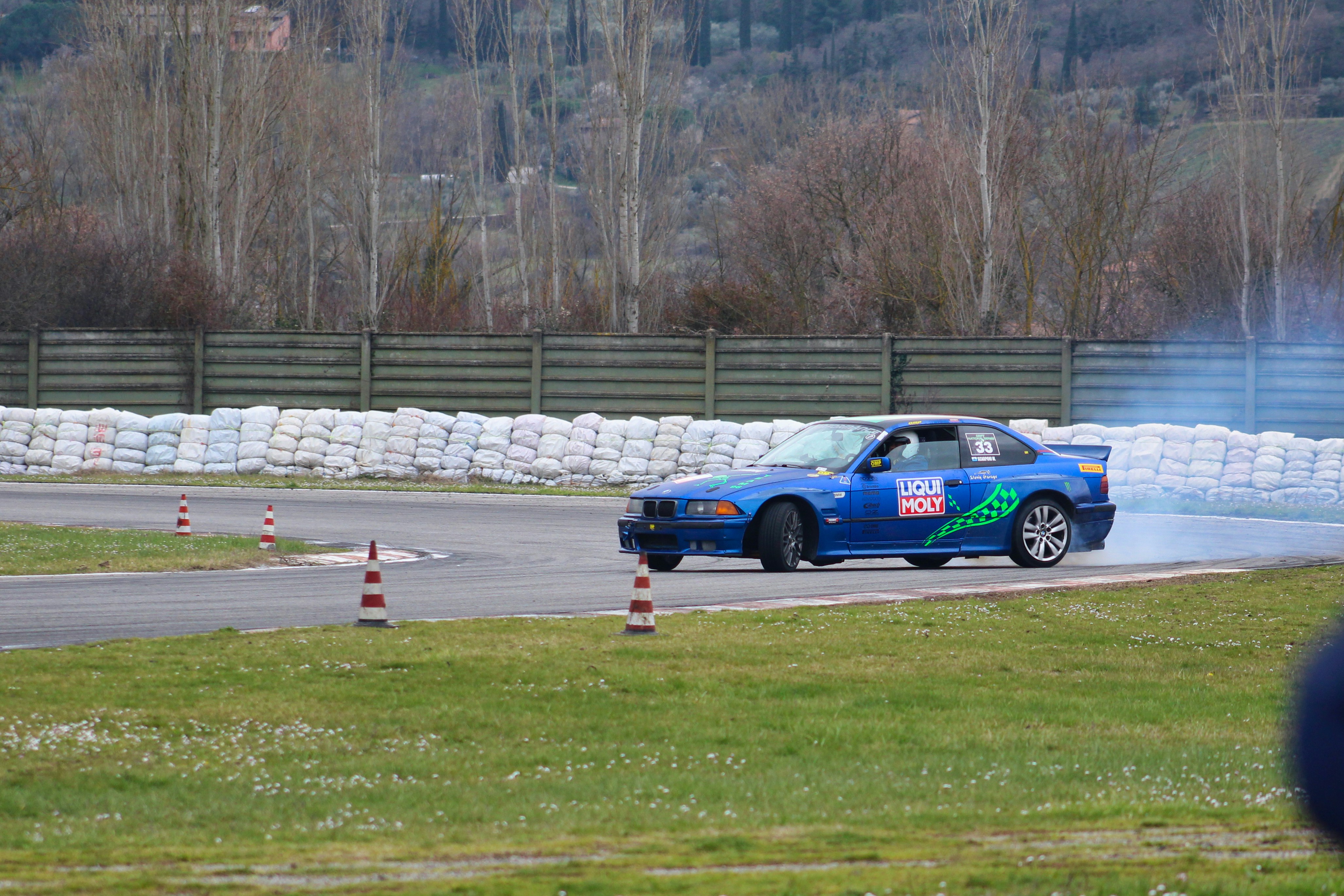 A blue car on a race track photo – Free Bmw Image on Unsplash