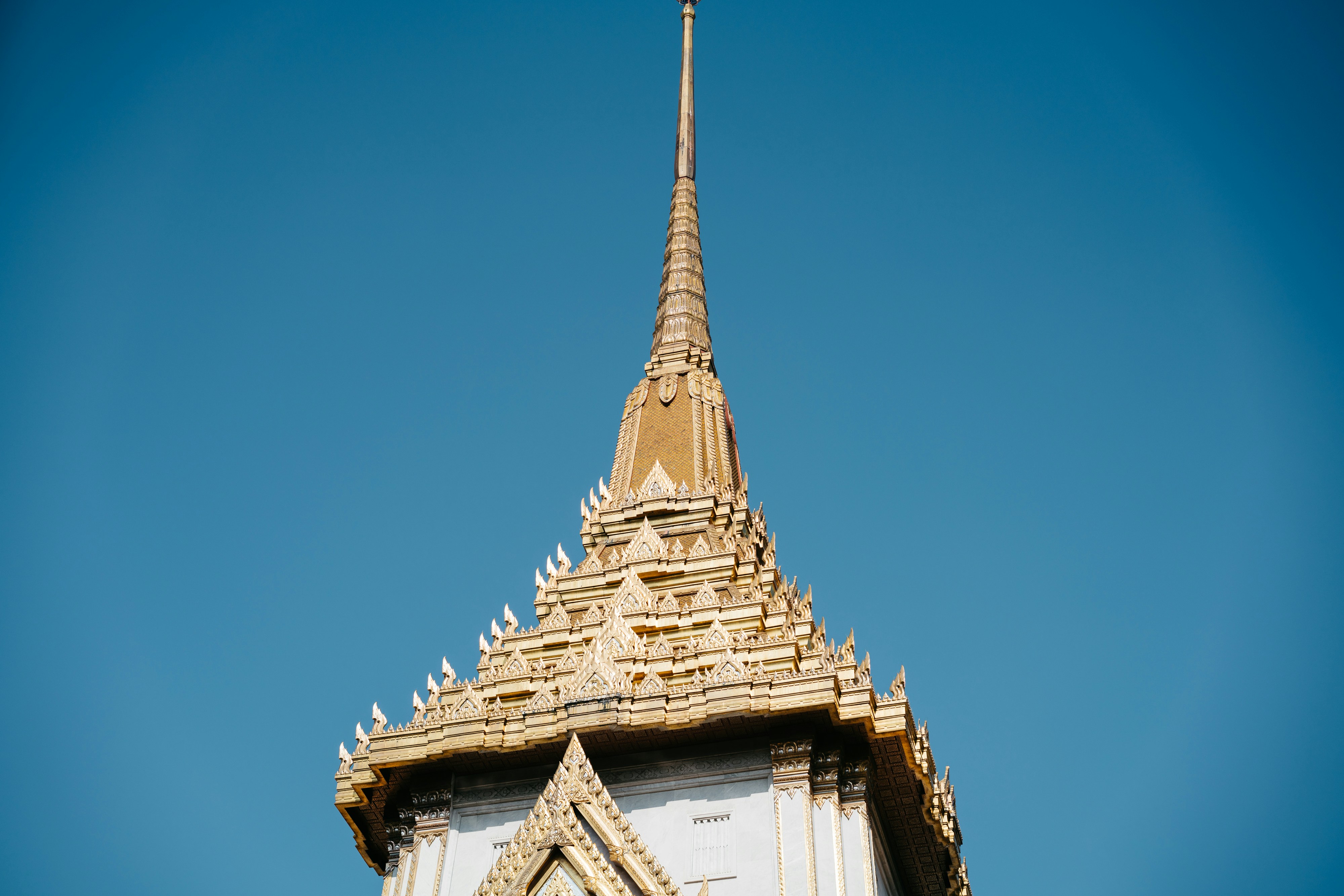 A tall building with a pointy top photo – Free Bangkok Image on Unsplash