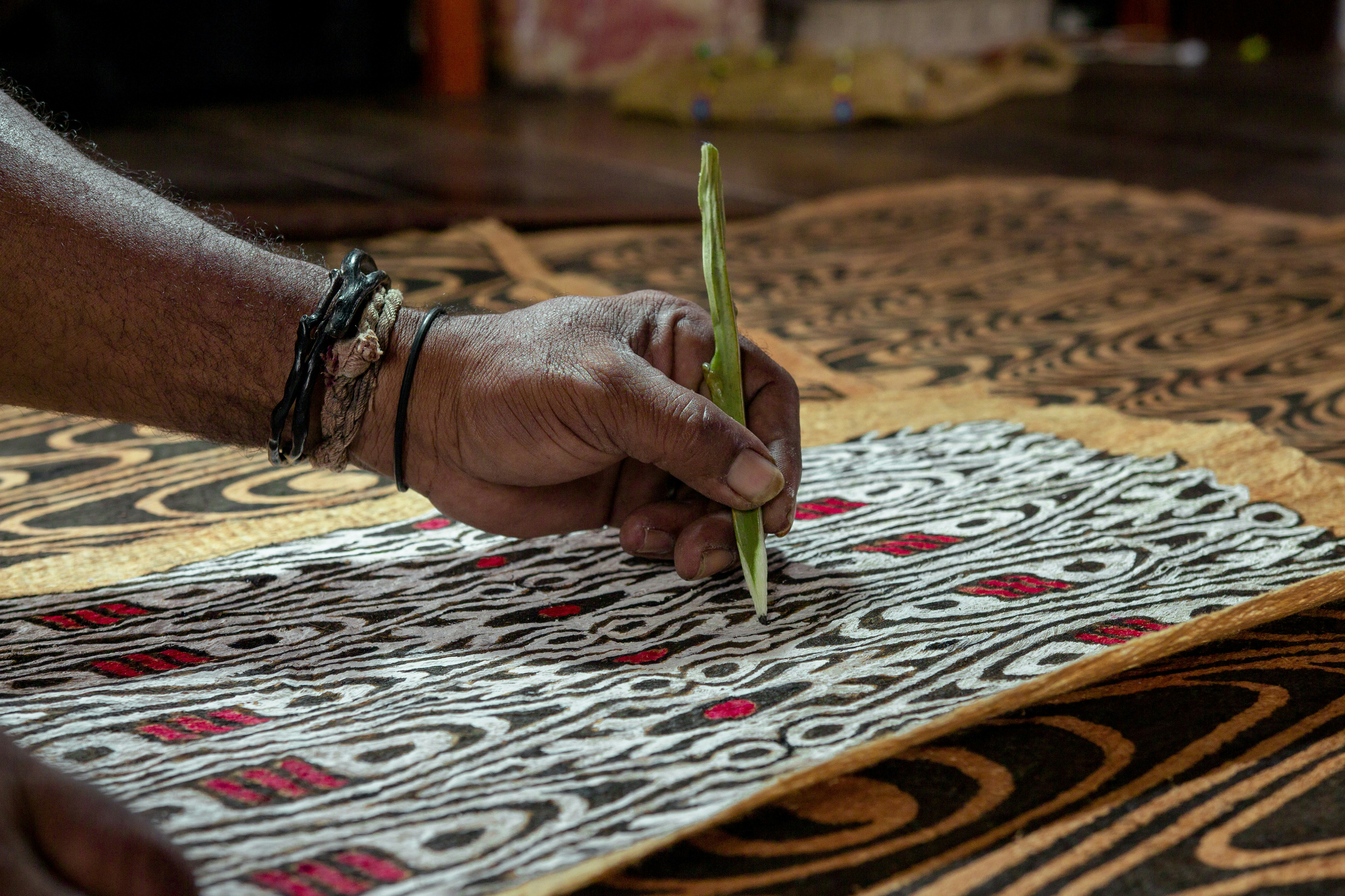 Une personne détenant une plante verte photo – Photo Jardin Sentani ...