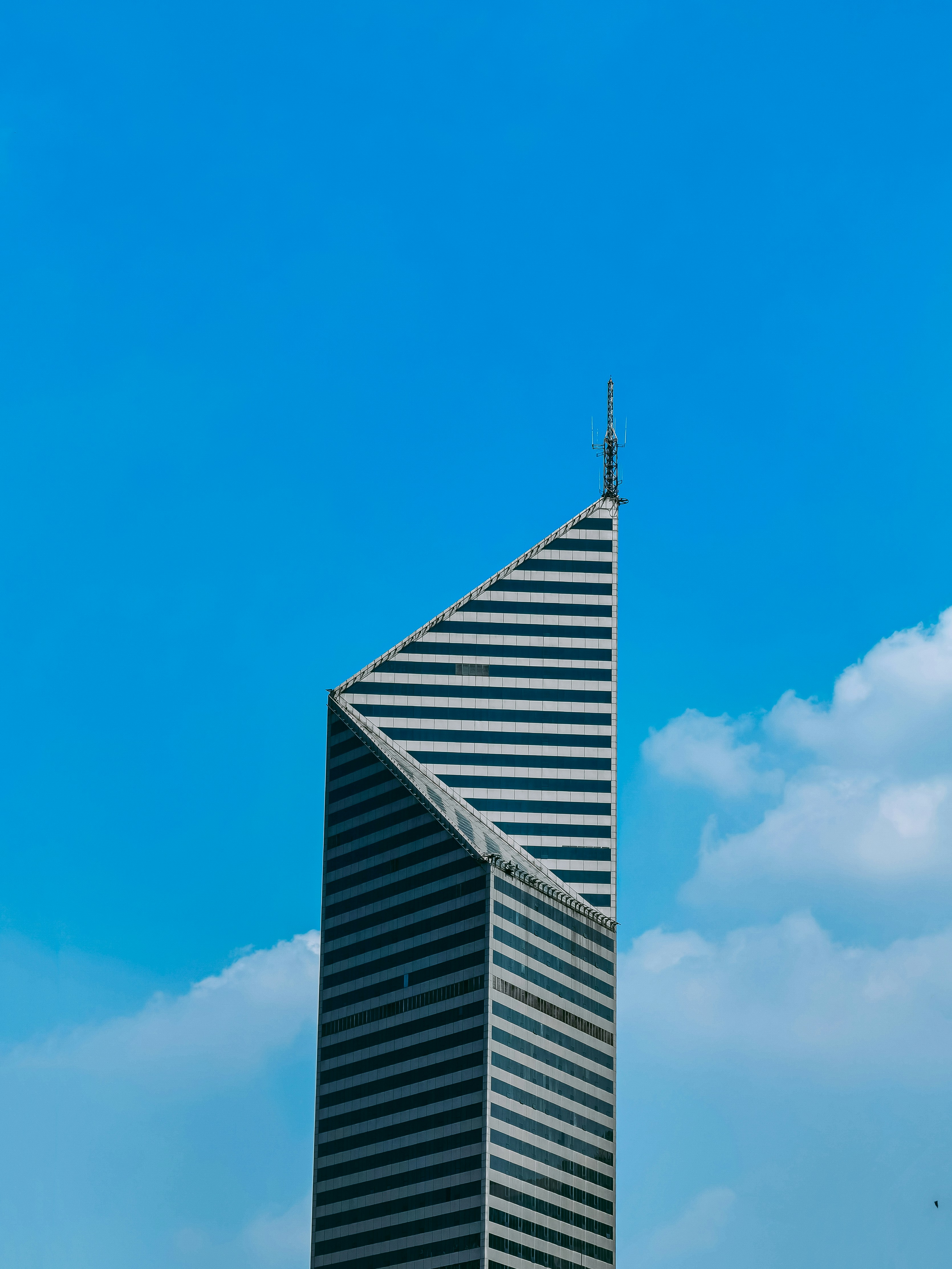 A large tall tower with a sky background photo – Free Architecture ...