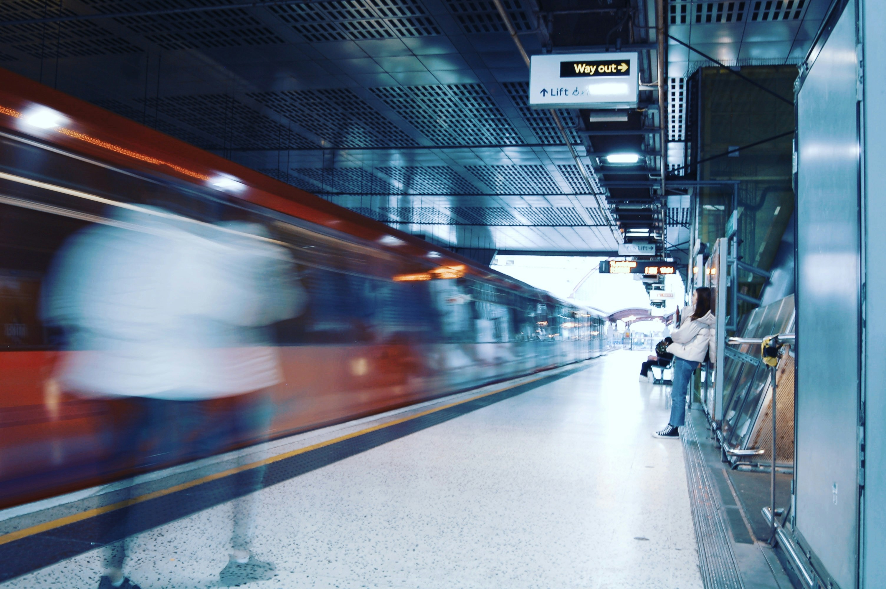 A train pulling into a station photo – Free Grey Image on Unsplash