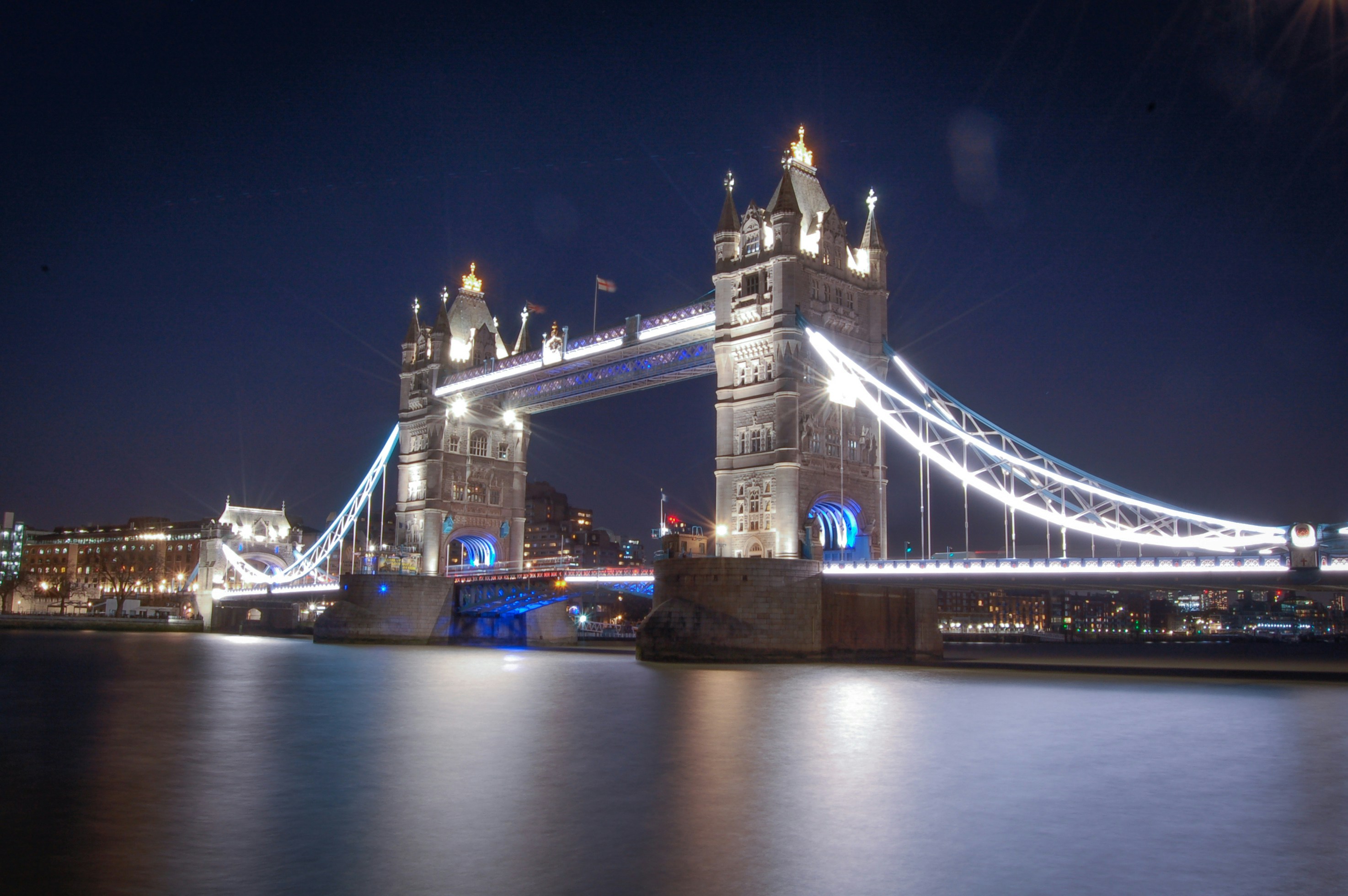 Tower Bridge con luces por la noche foto – Imagen de Gris gratuita en Unsplash
