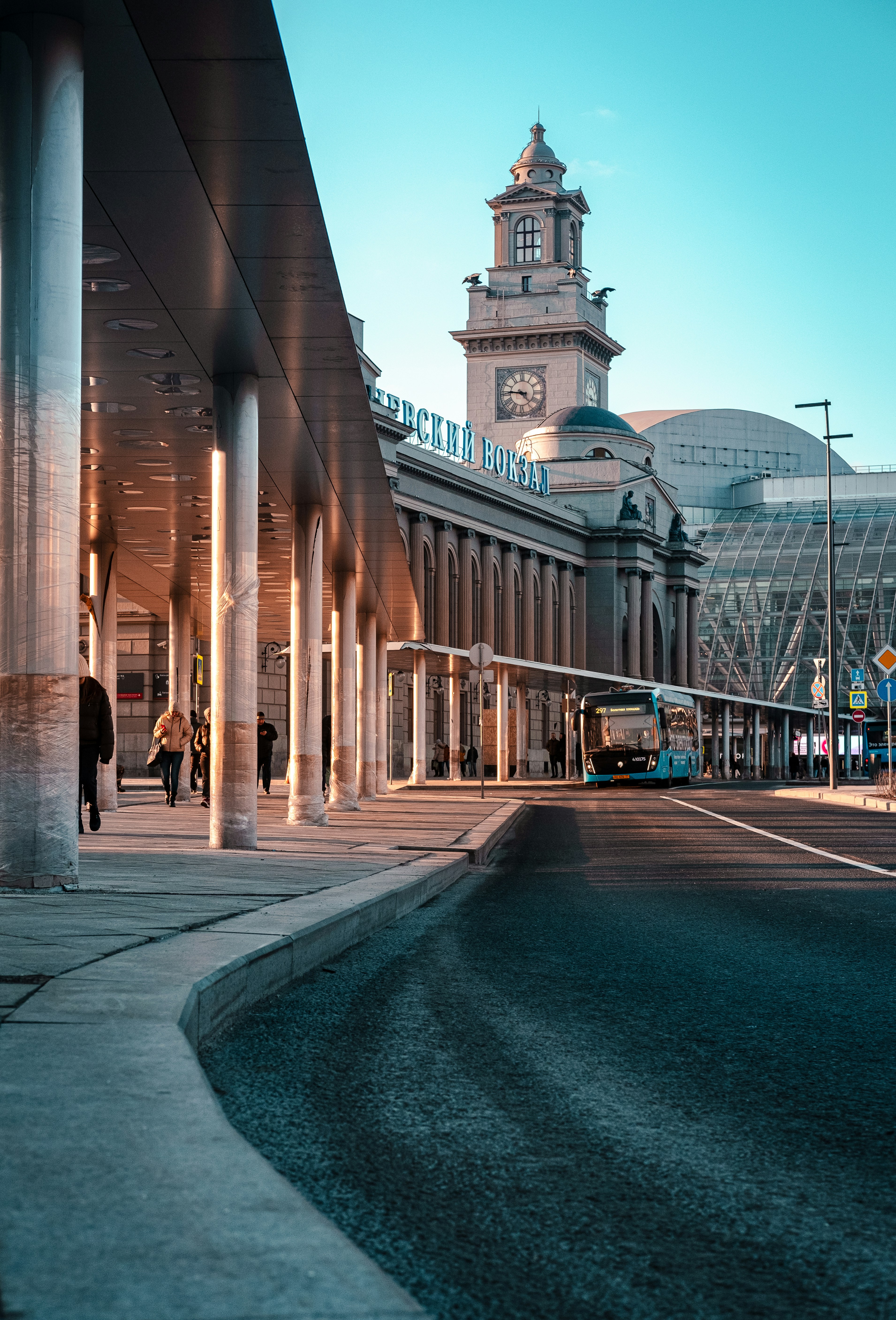 A bus going under a bridge photo – Free Russia Image on Unsplash