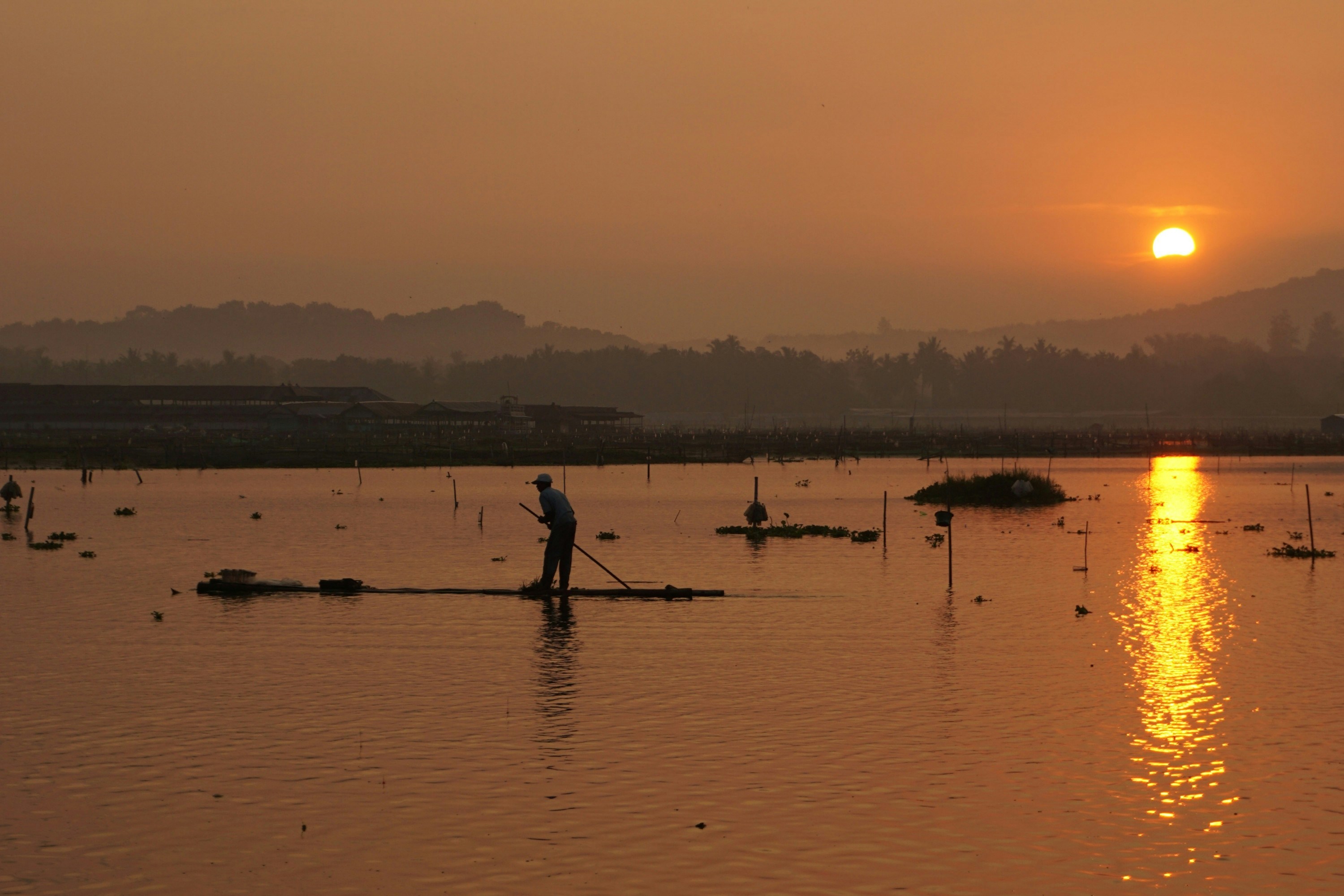 Foto Una persona remando en un bote – Imagen Amanecer gratis en Unsplash