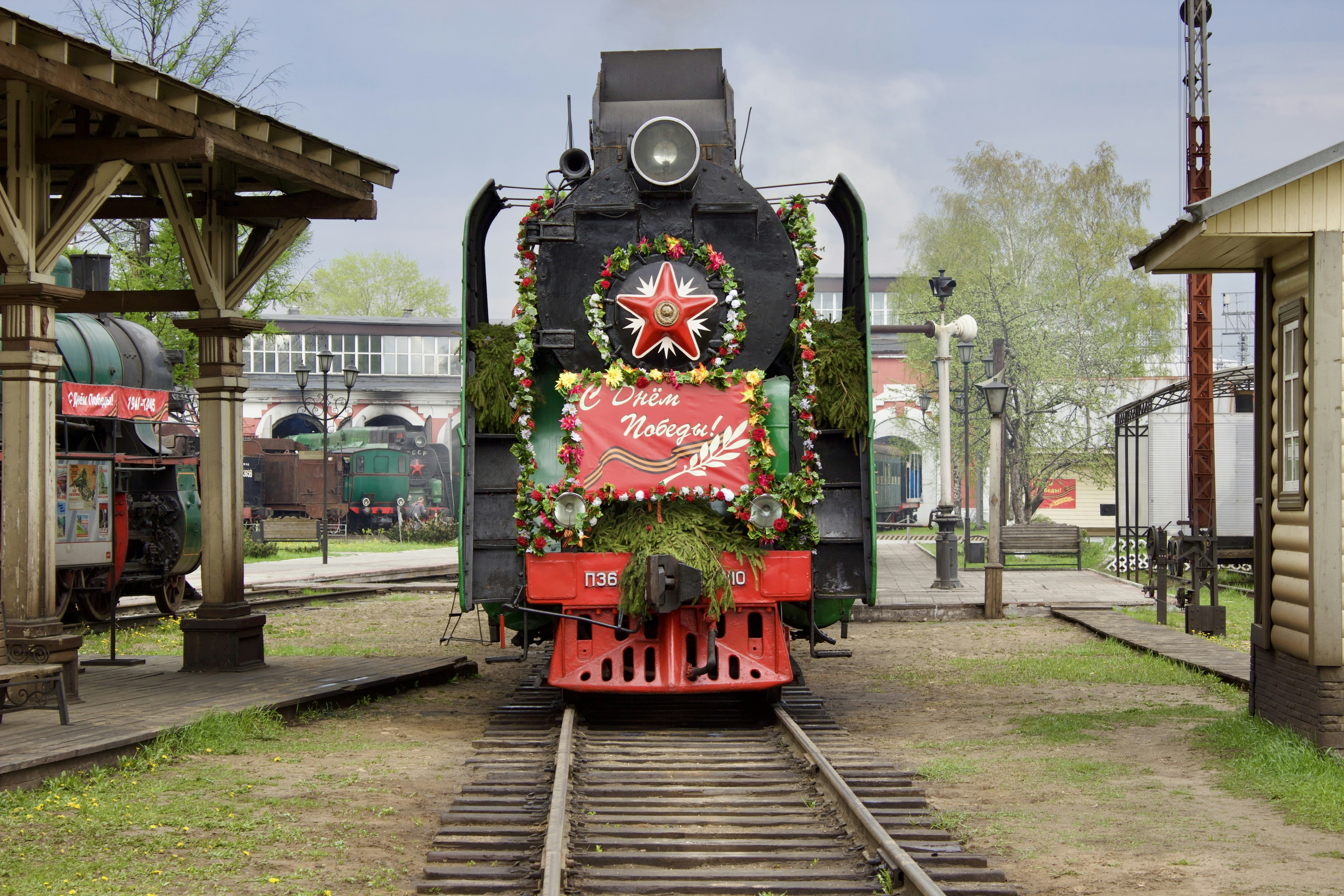 Un train sur les rails photo – Photo Former Gratuite sur Unsplash