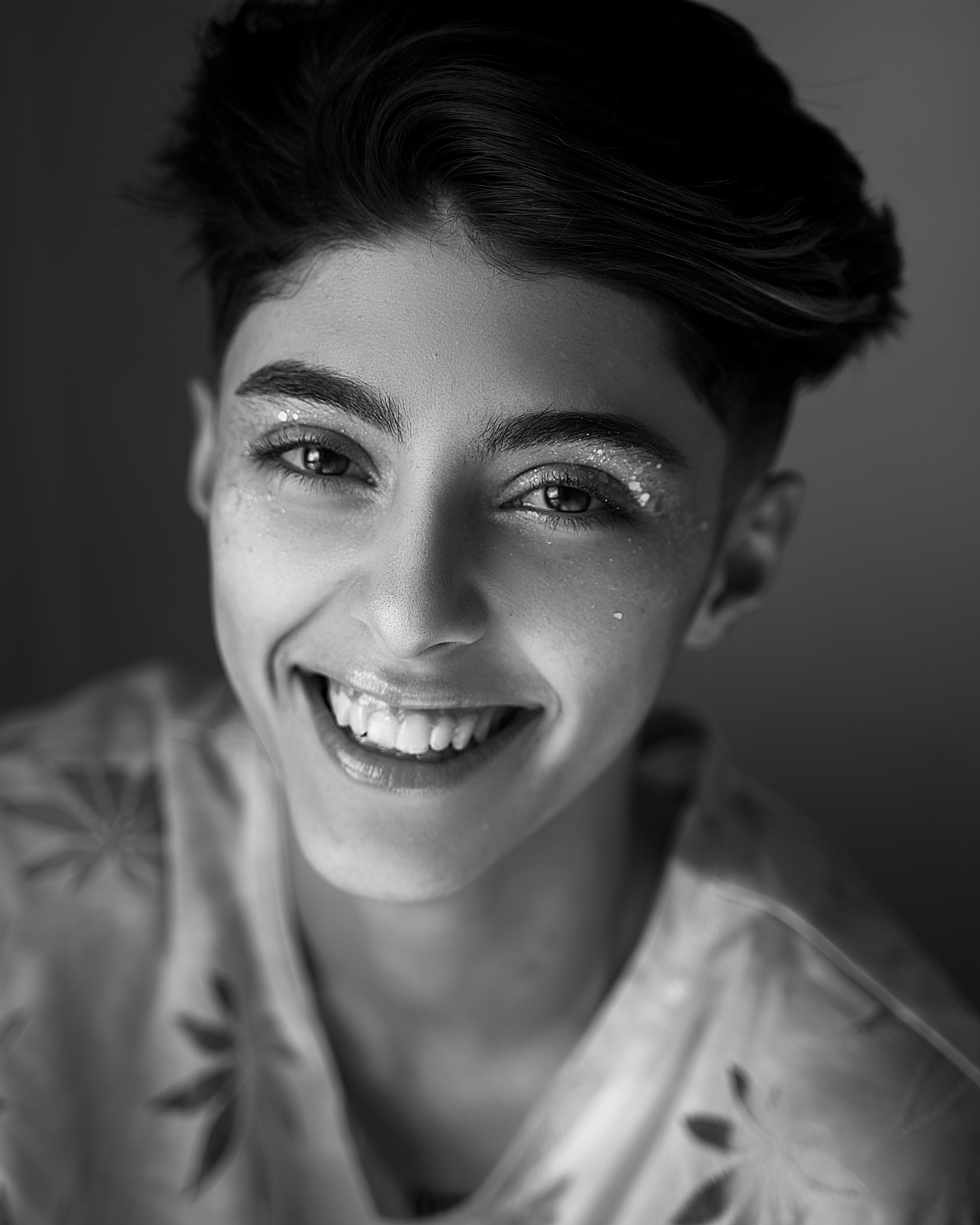 Une personne souriante pour la caméra photo – Photo Gris Gratuite sur ...