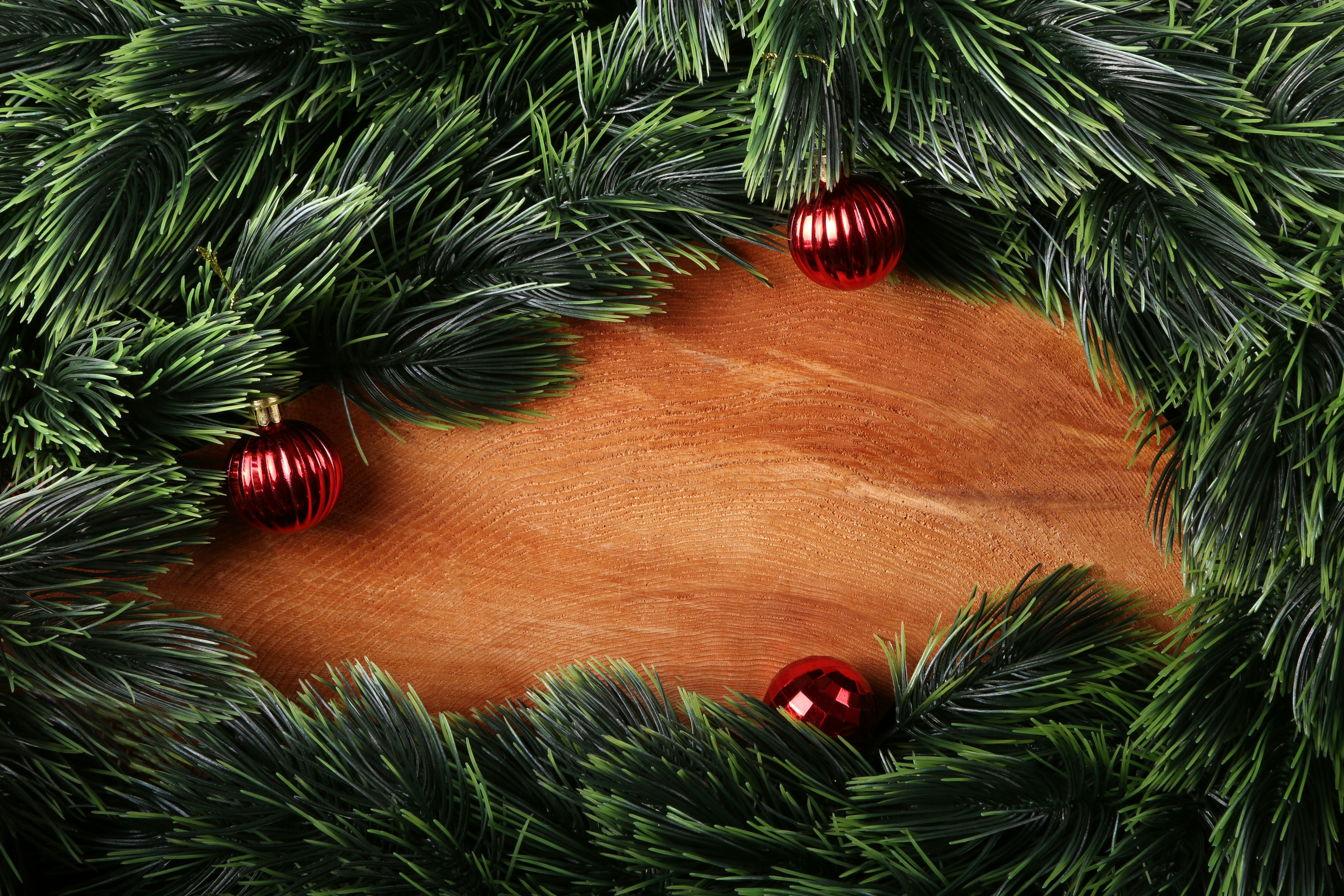 Wooden Centerstage: Evergreen Wreath Cradles Ruby Baubles