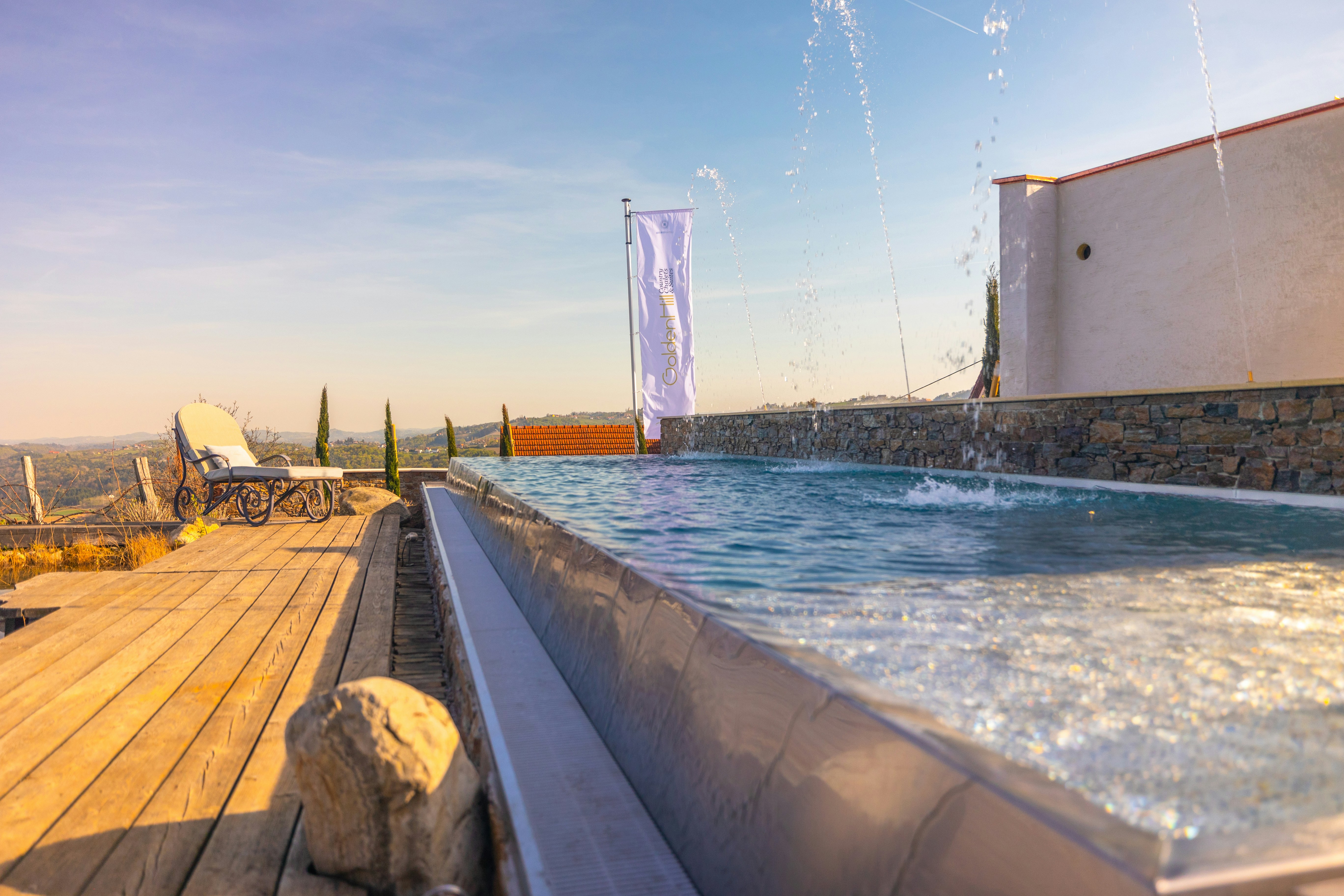 Une piscine avec un banc par elle photo – Photo Gris Gratuite sur Unsplash
