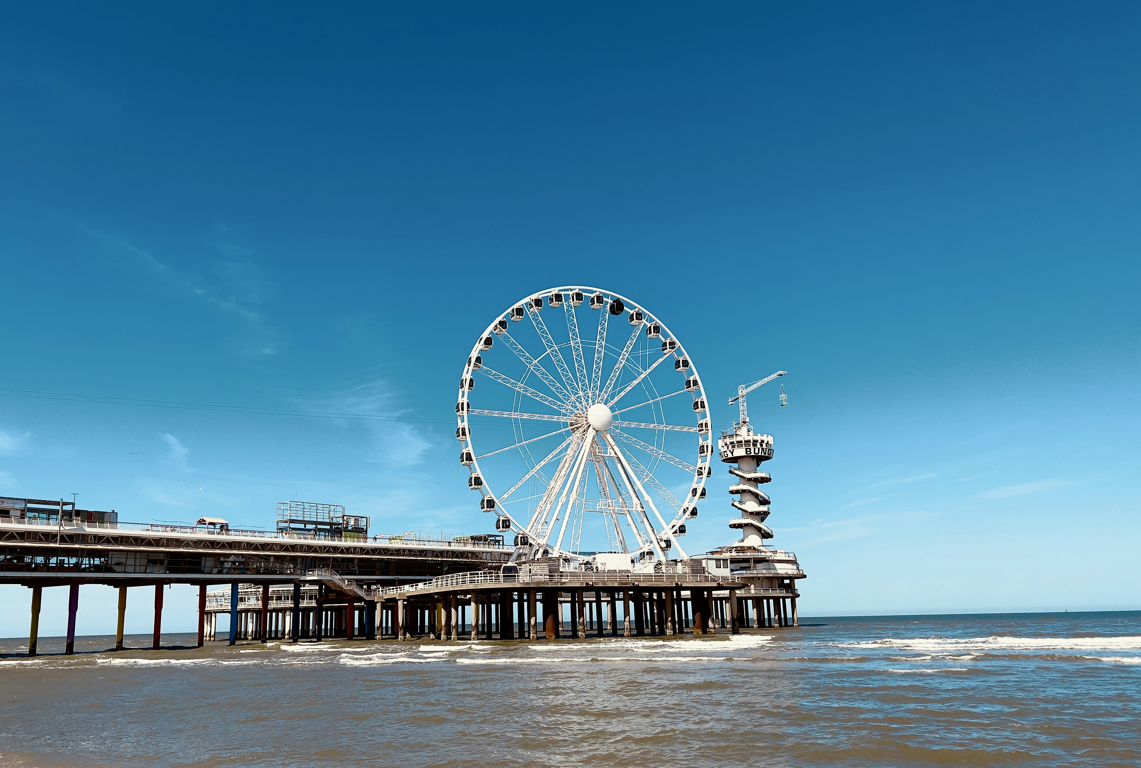 A ferris wheel on a pier photo – Free Den haag Image on Unsplash