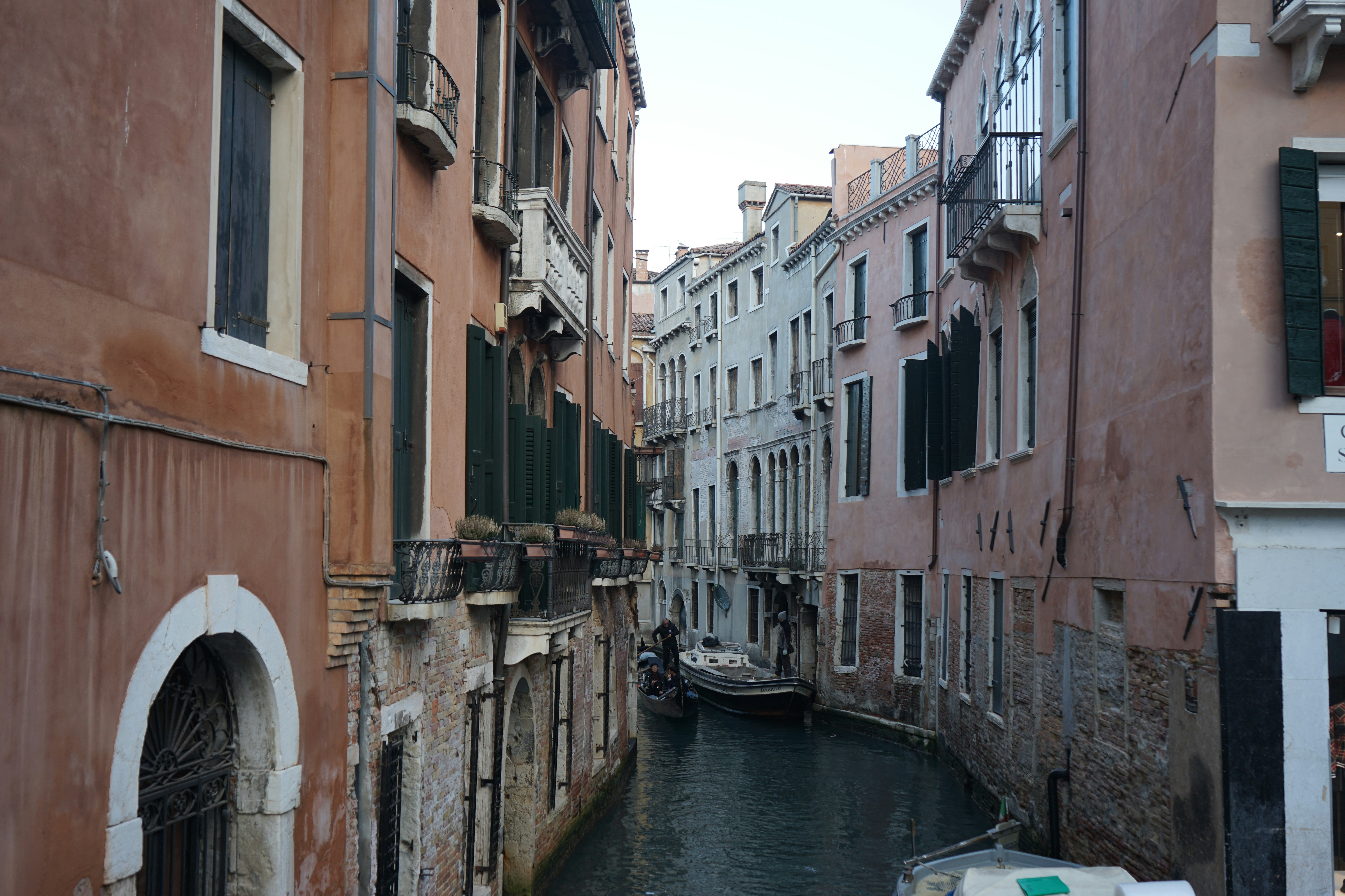A canal between buildings photo – Free Grey Image on Unsplash