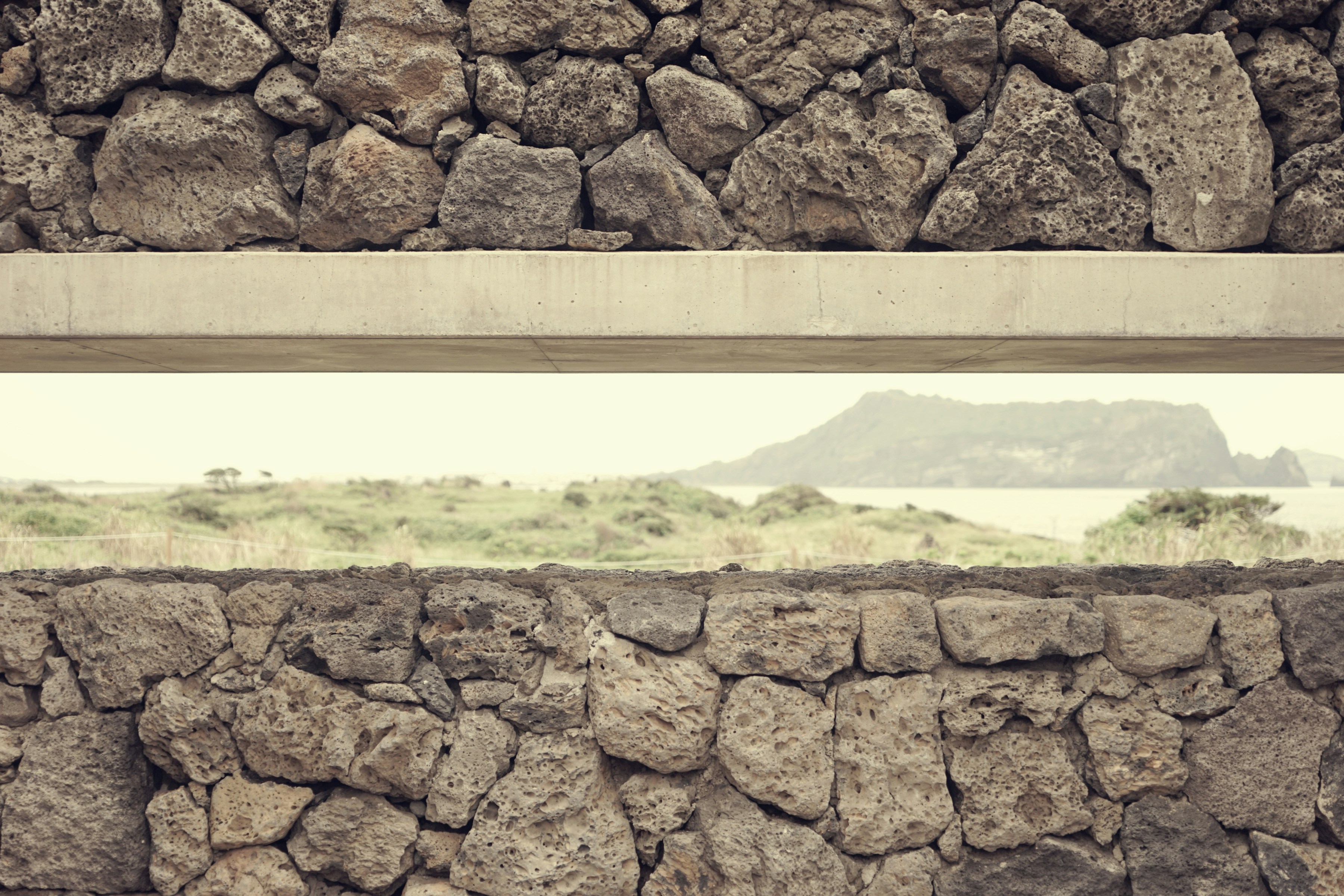 Un mur de pierre avec vue sur un champ et un champ photo – Image ...