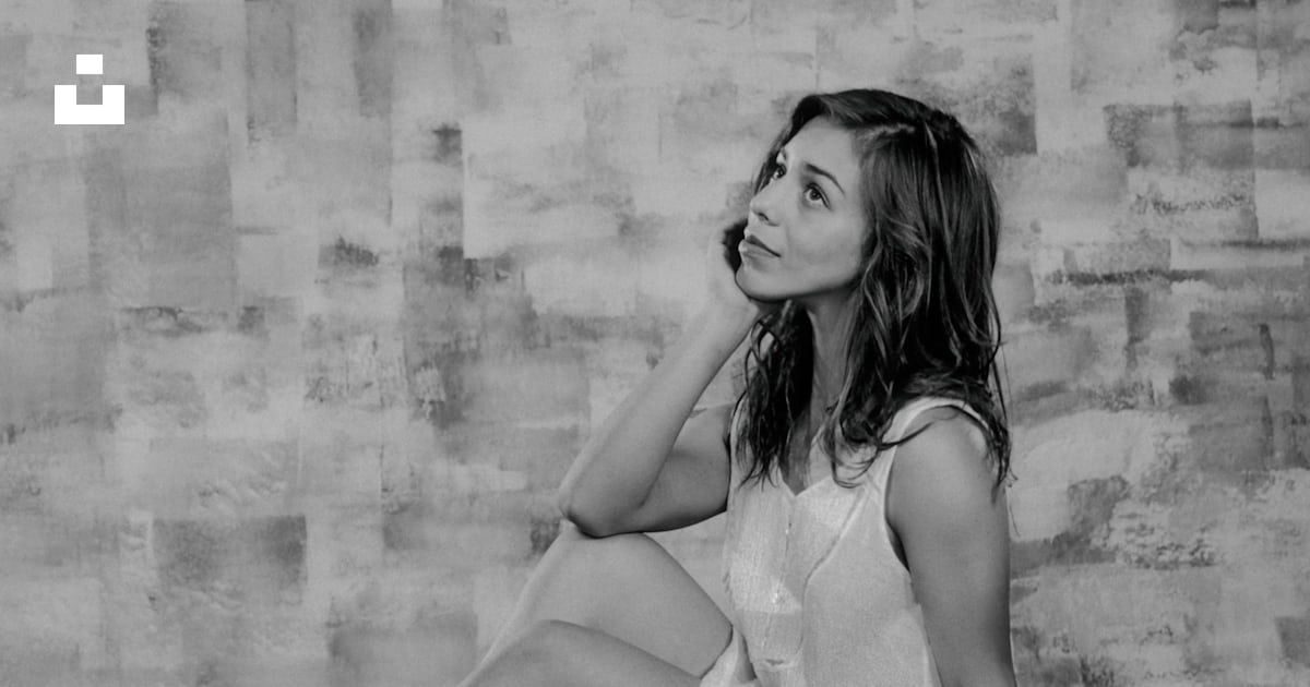 Une Femme Assise Sur Un Banc Photo Photo Gris Gratuite Sur Unsplash