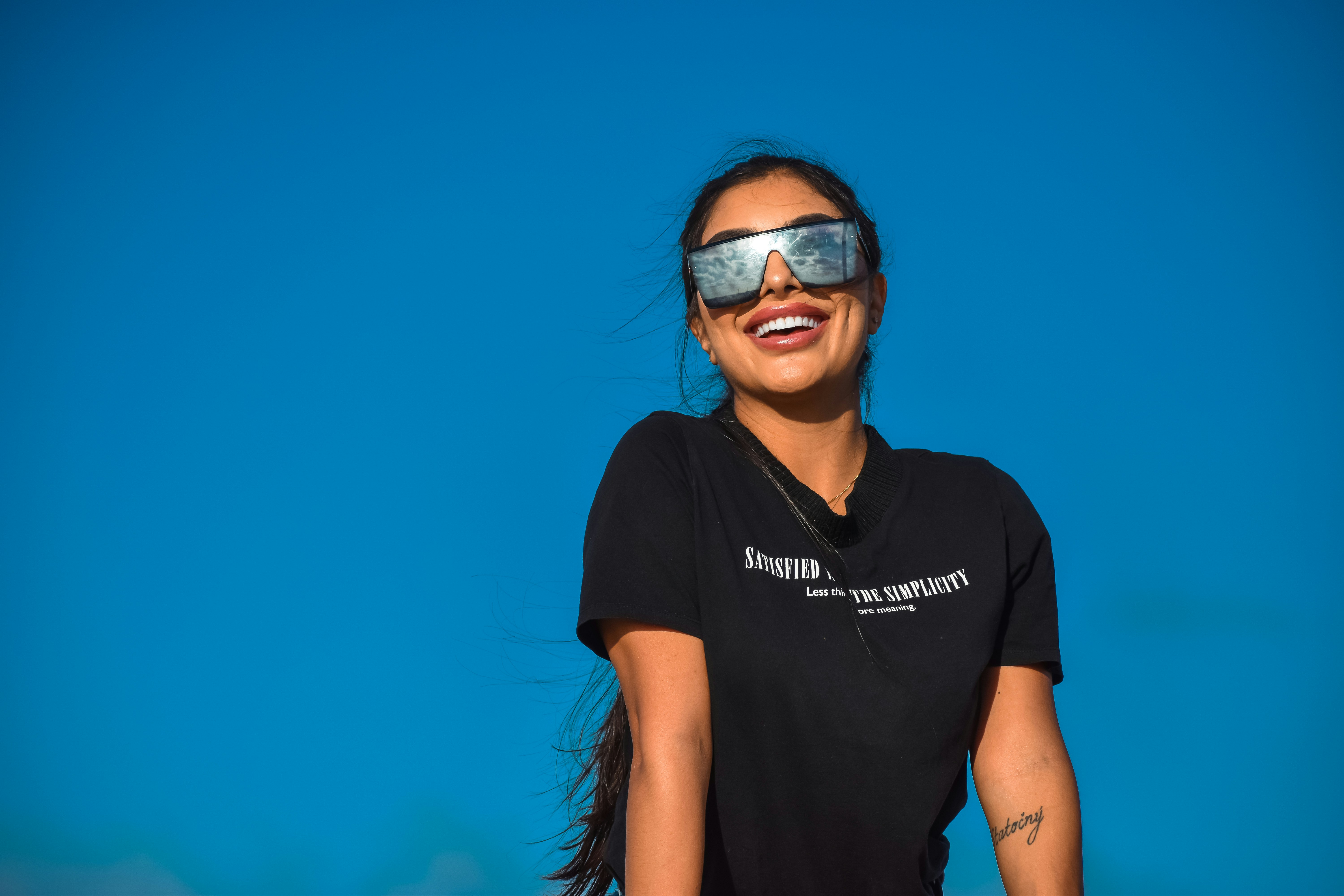 Una persona con gafas de sol foto – Imagen de Mujer gratuita en Unsplash