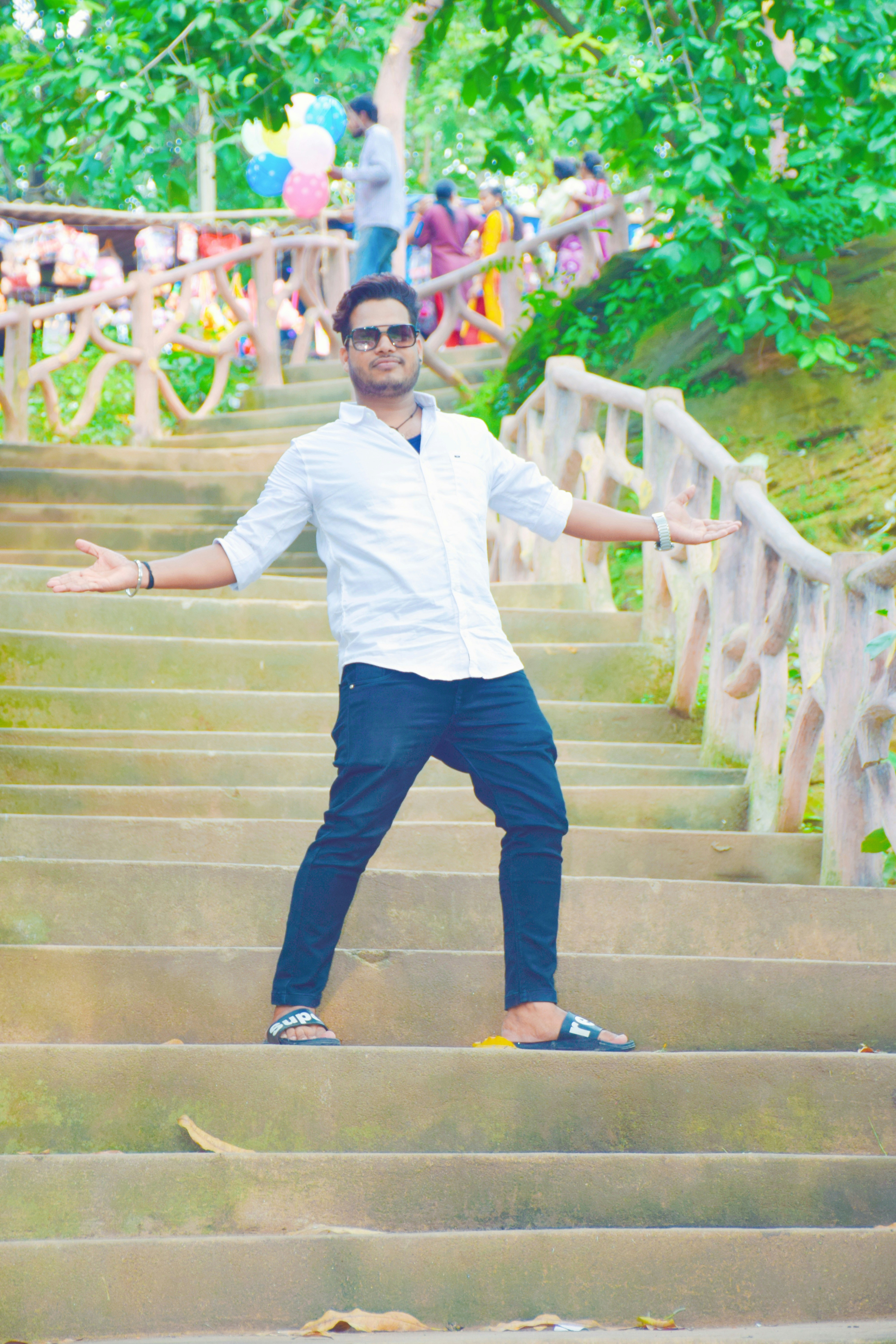 Una persona parada en unas escaleras foto – Imagen de Mukesh Sahu MJ gratuita en Unsplash