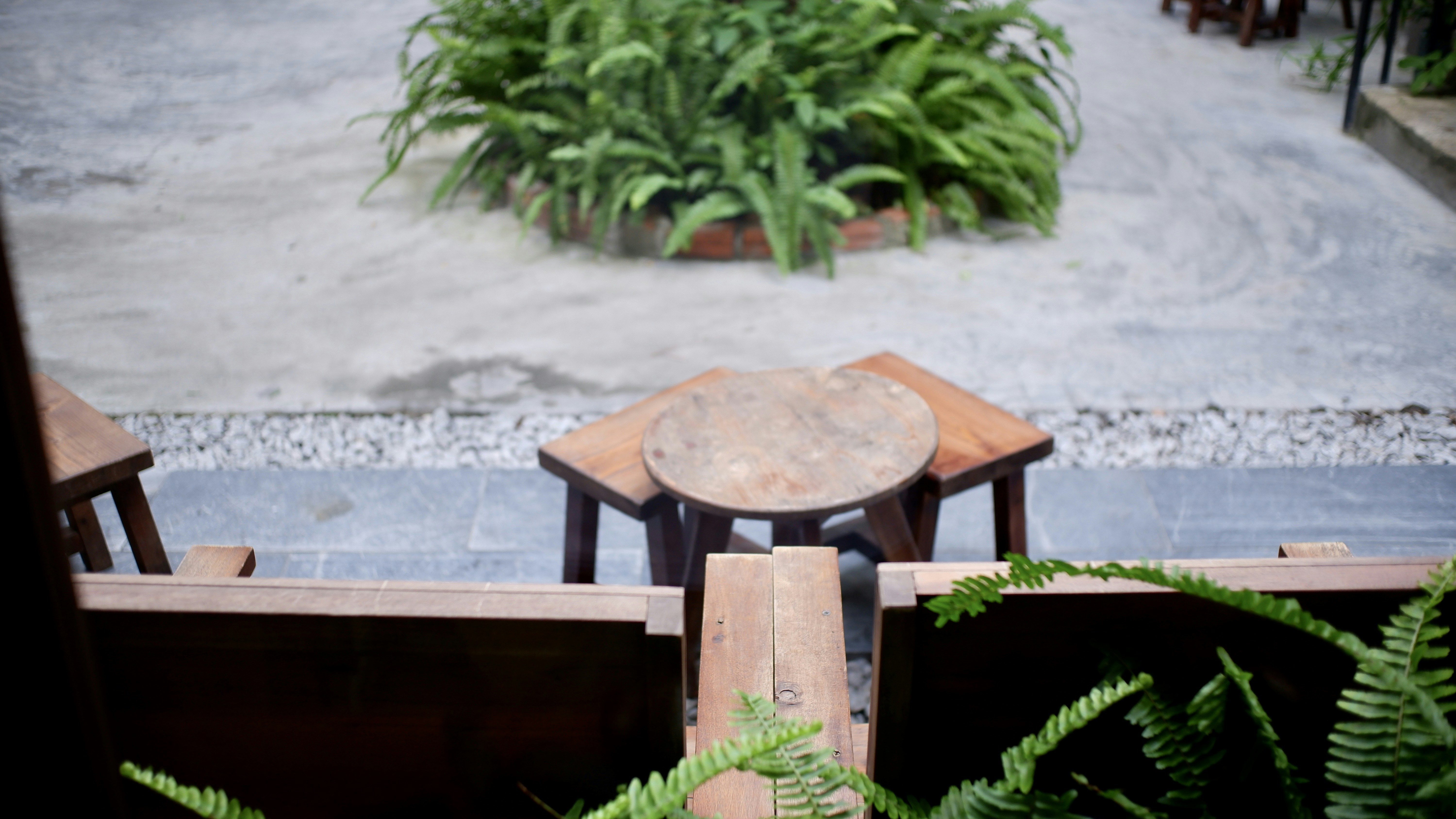 A table and chairs outside photo – Free Image on Unsplash