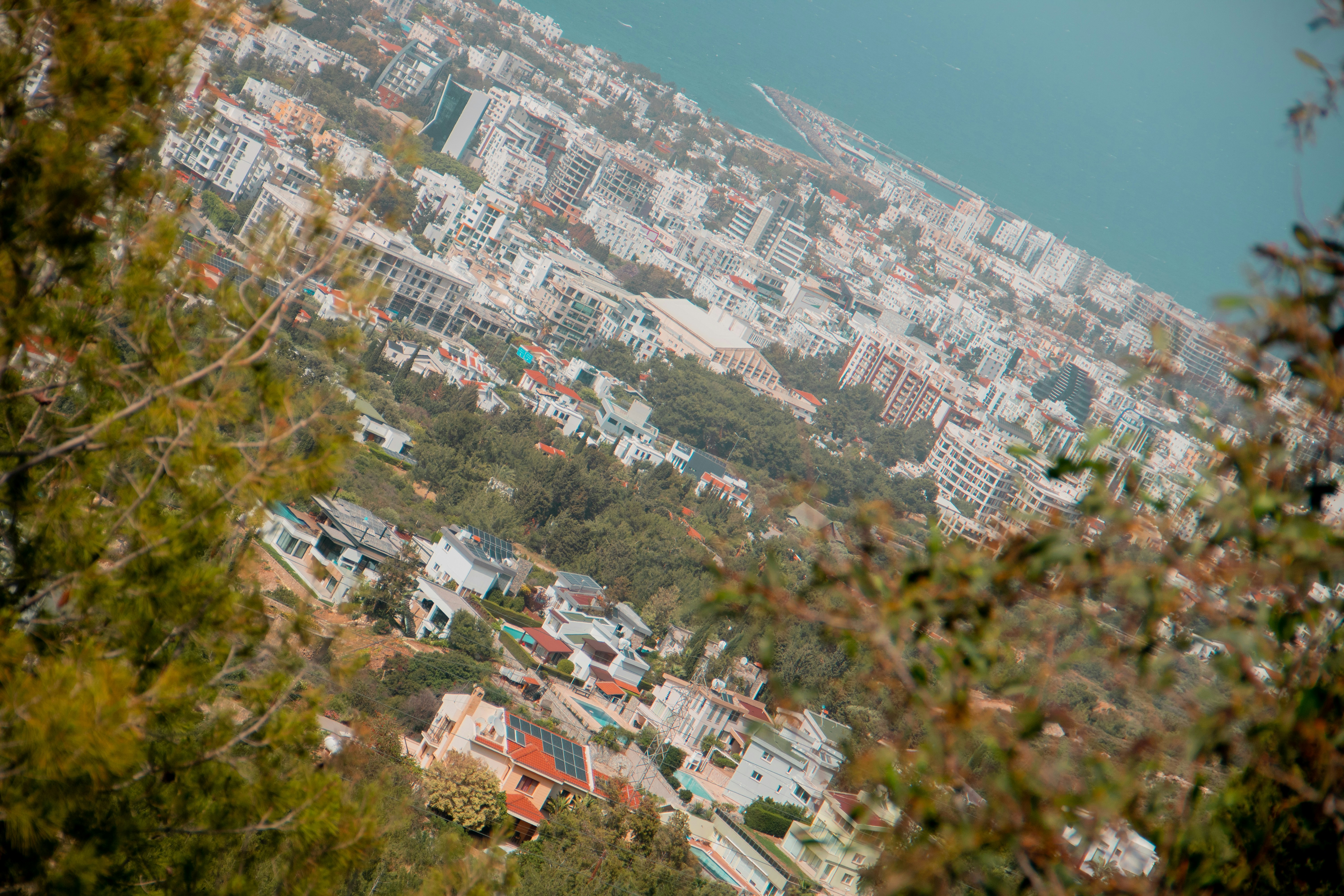 Foto Una ciudad en una colina – Imagen Kyrenia gratis en Unsplash