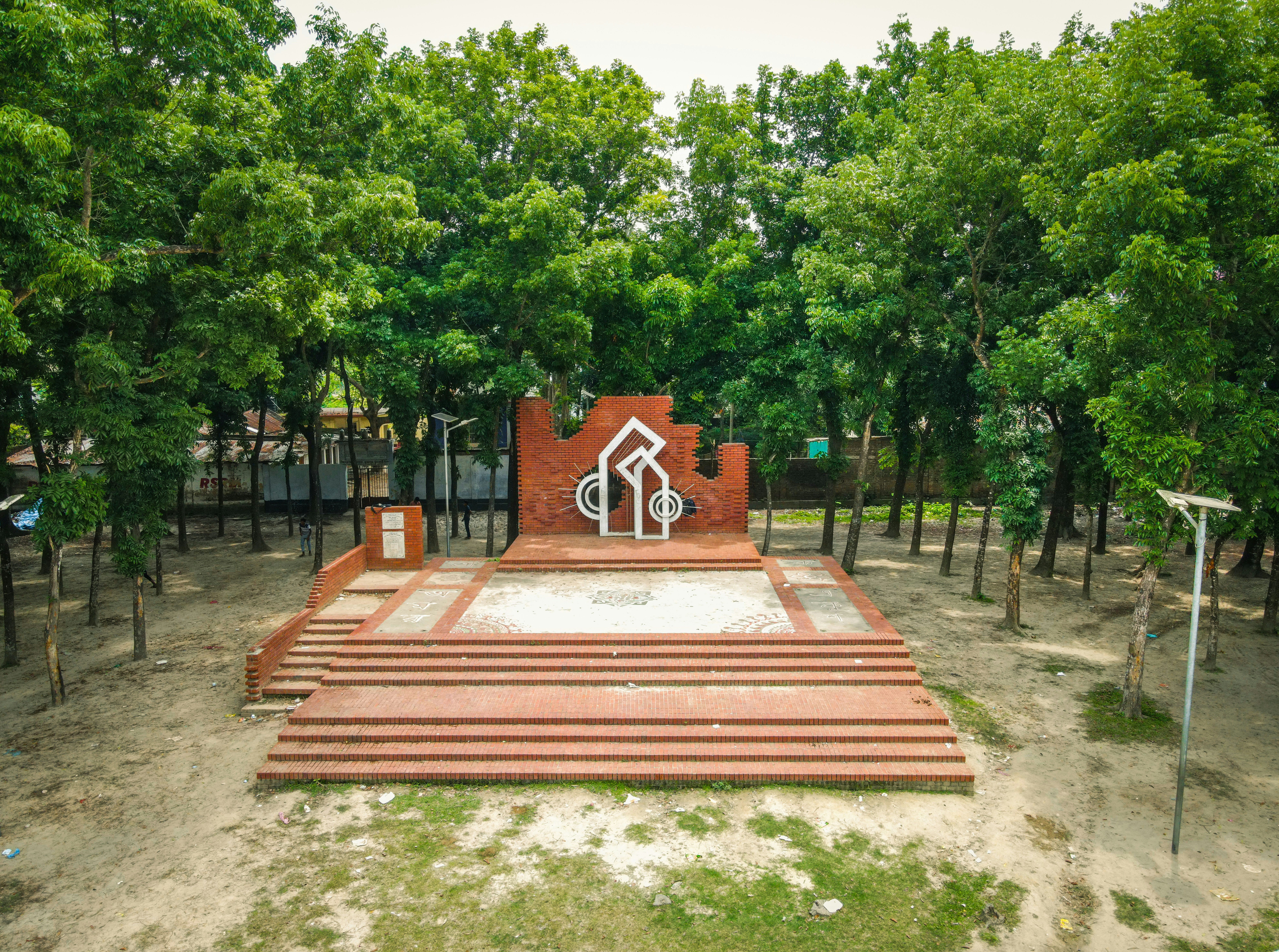 Foto Un parque con un monumento y árboles al fondo – Imagen Instituto ...