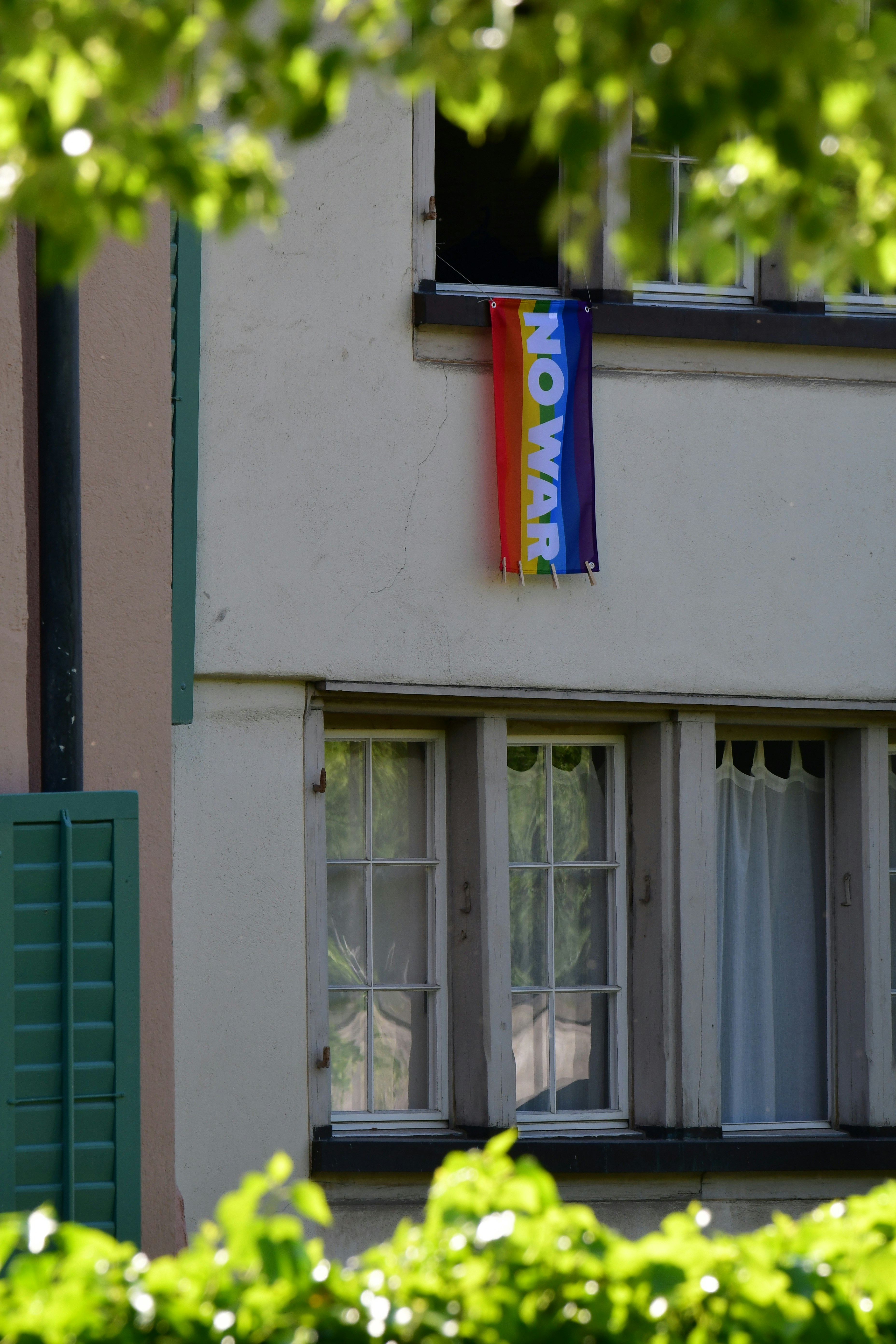 Foto Una bandera colgando del costado de un edificio – Imagen Lindenhof ...
