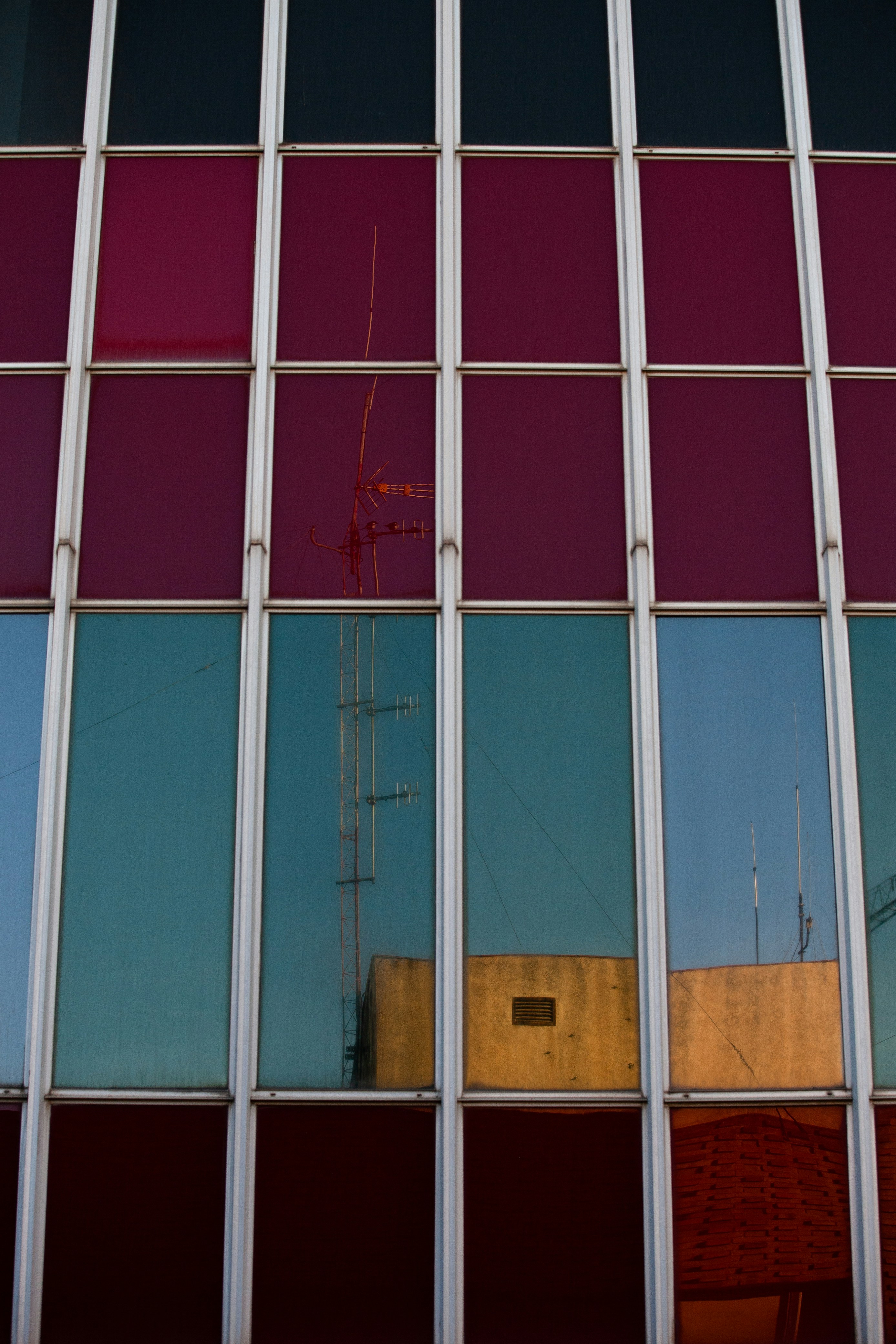 Le reflet d’un bâtiment dans les fenêtres d’un autre bâtiment photo ...