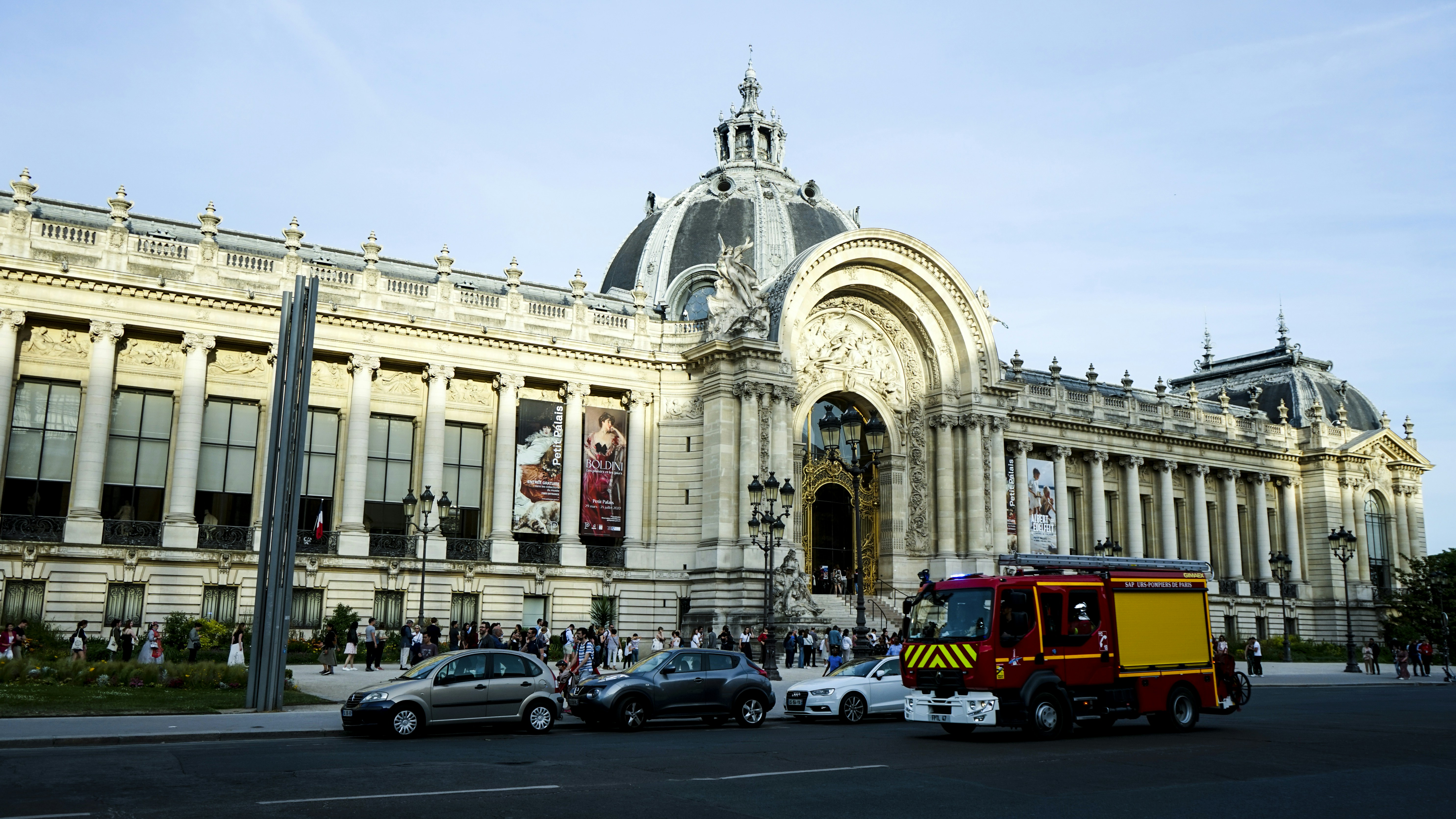 Stone Arches and City Pulse: The Grand Palais