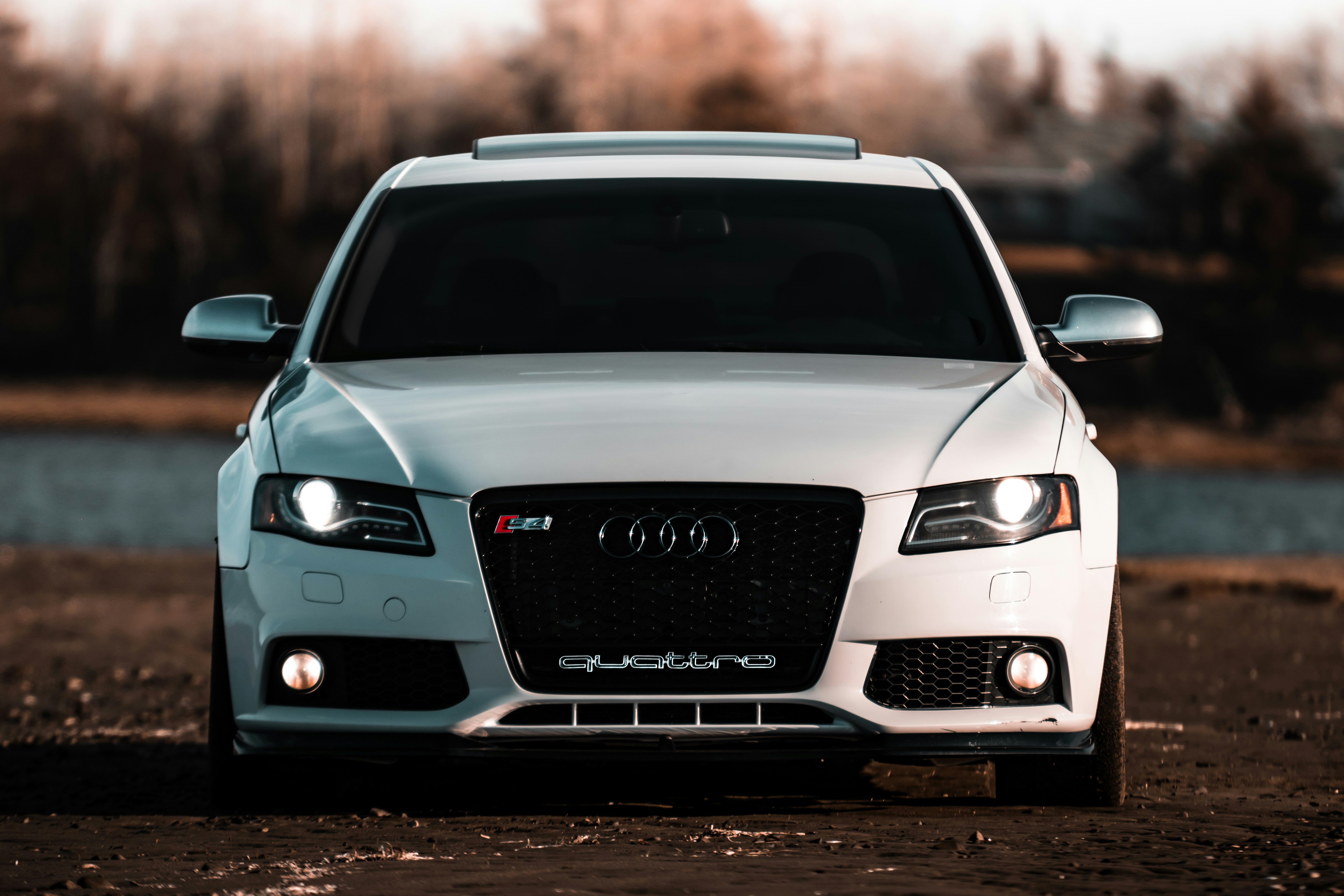 L’avant d’une voiture blanche garée sur un chemin de terre photo ...