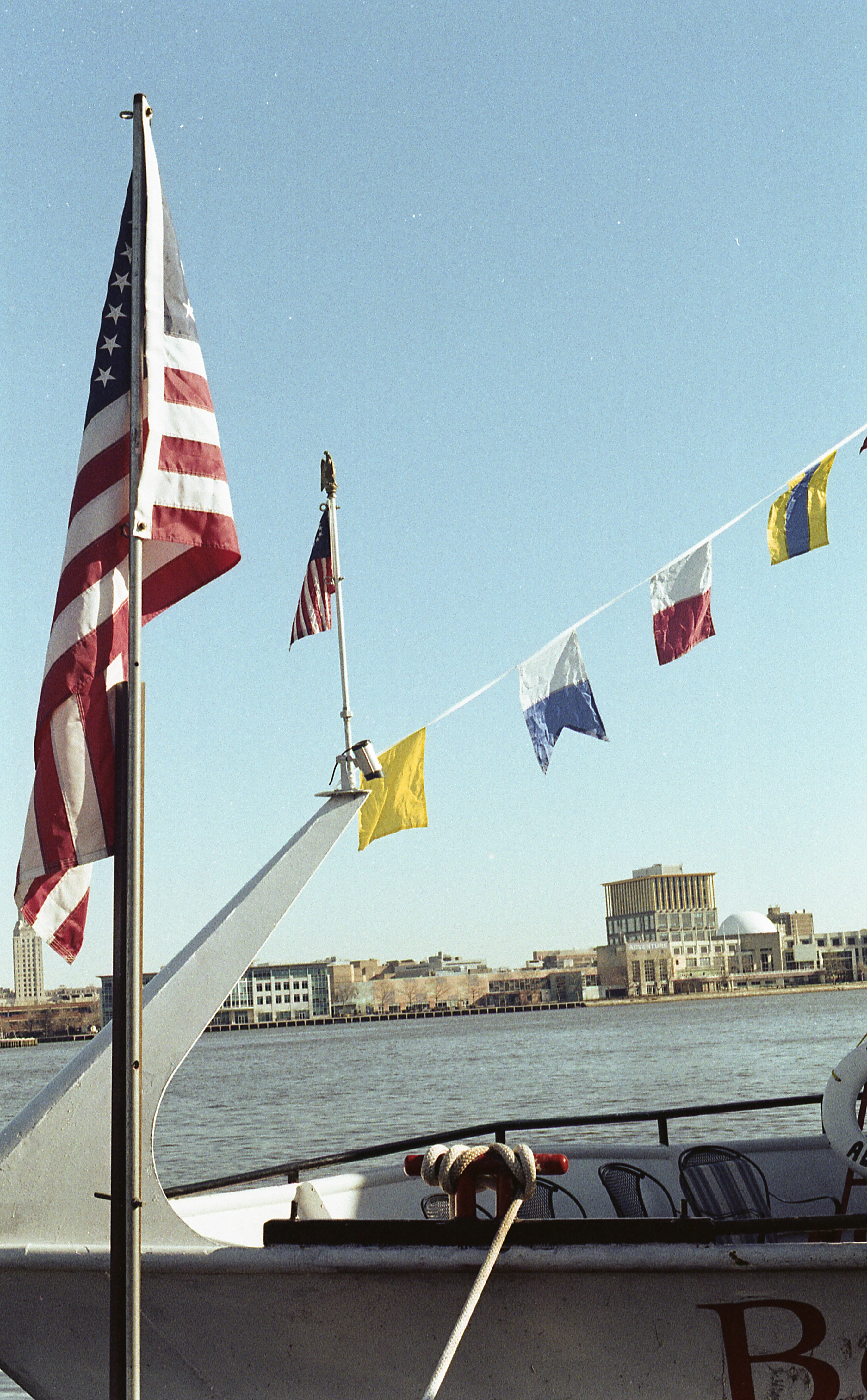 Foto Un barco con banderas en el costado – Imagen EE.UU gratis en Unsplash