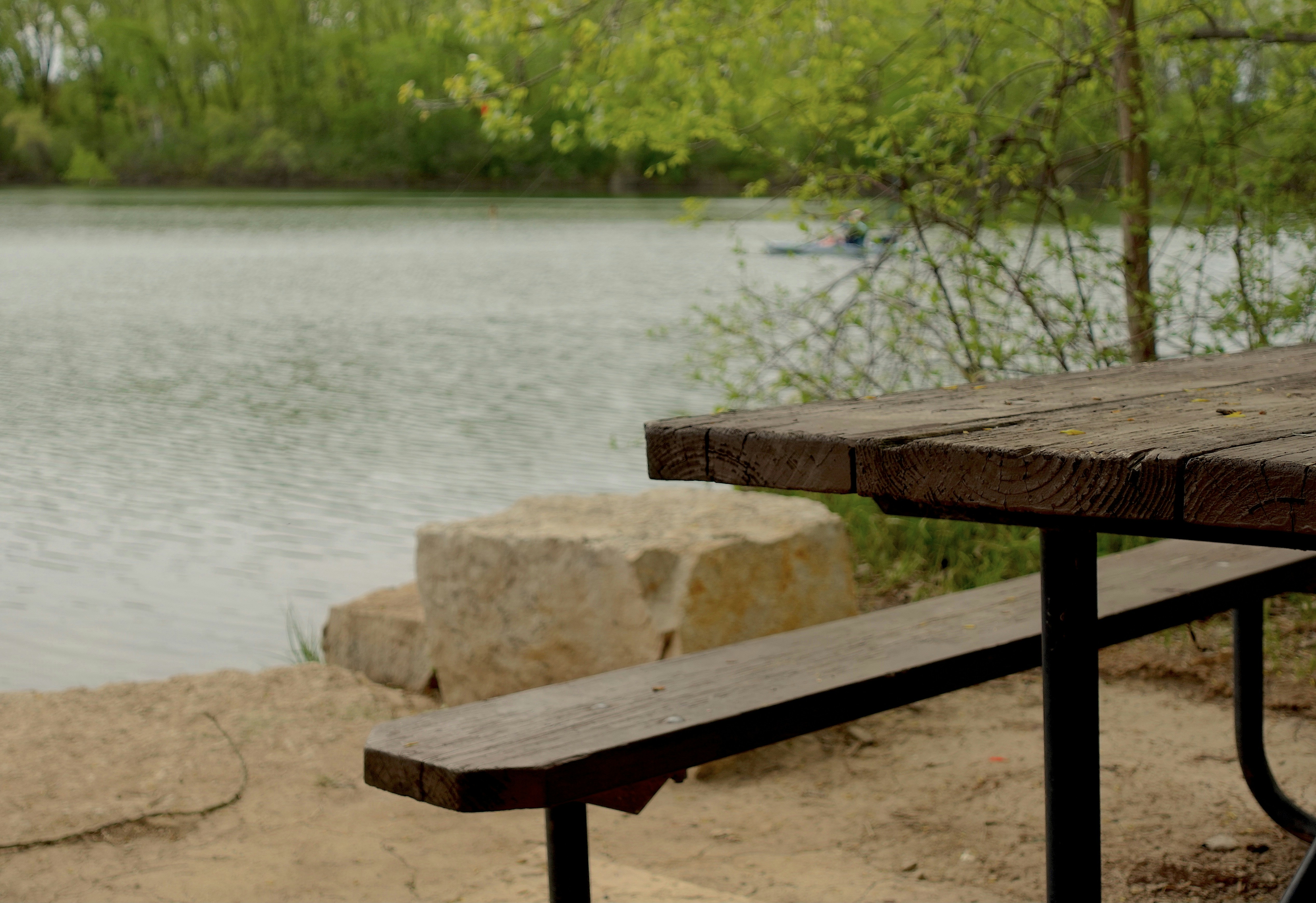 Une table de pique-à côté d’un plan d’eau photo – Photo Meubles ...