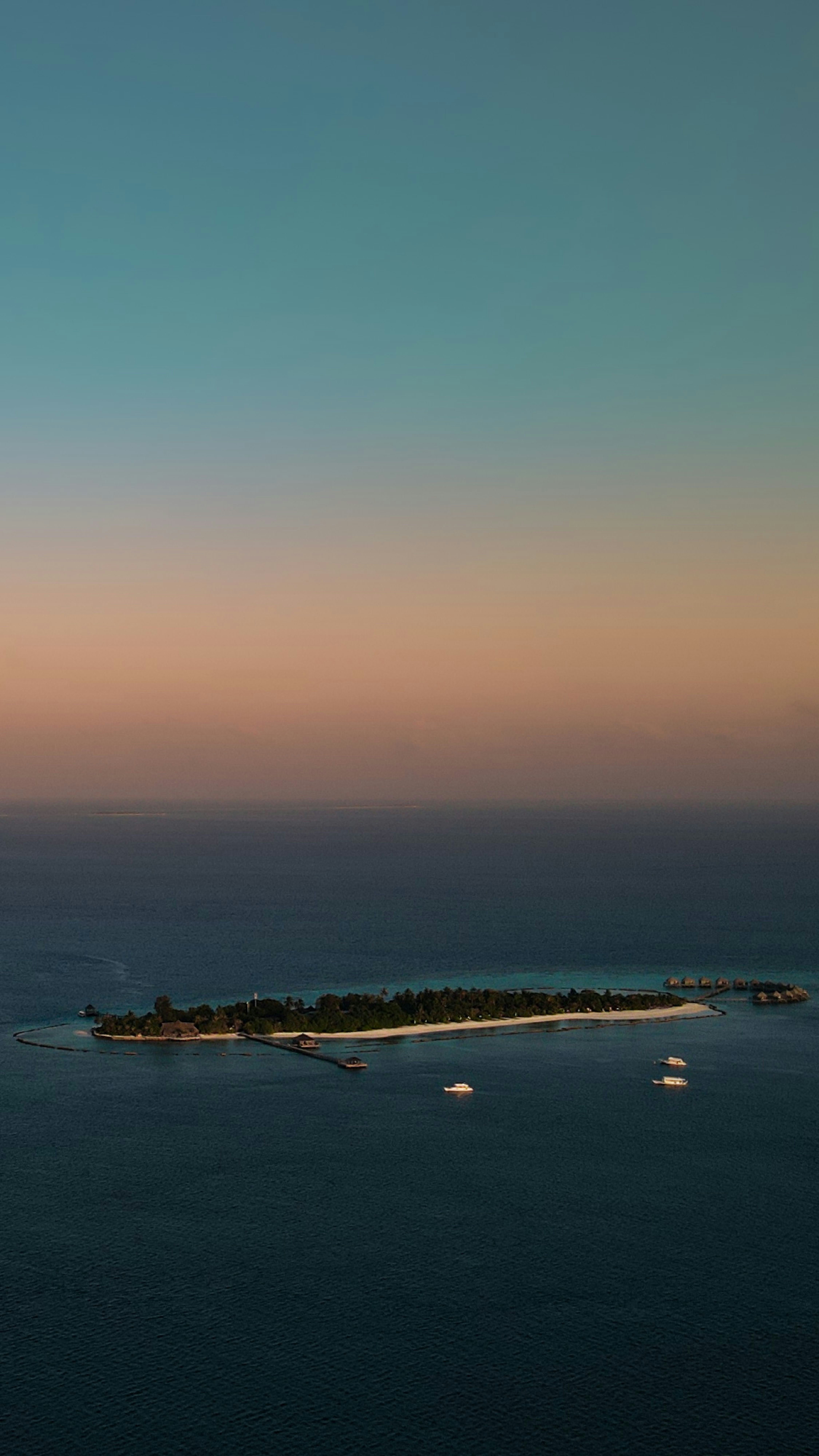 Una pequeña isla en medio del océano foto – Imagen de Maldivas gratuita ...