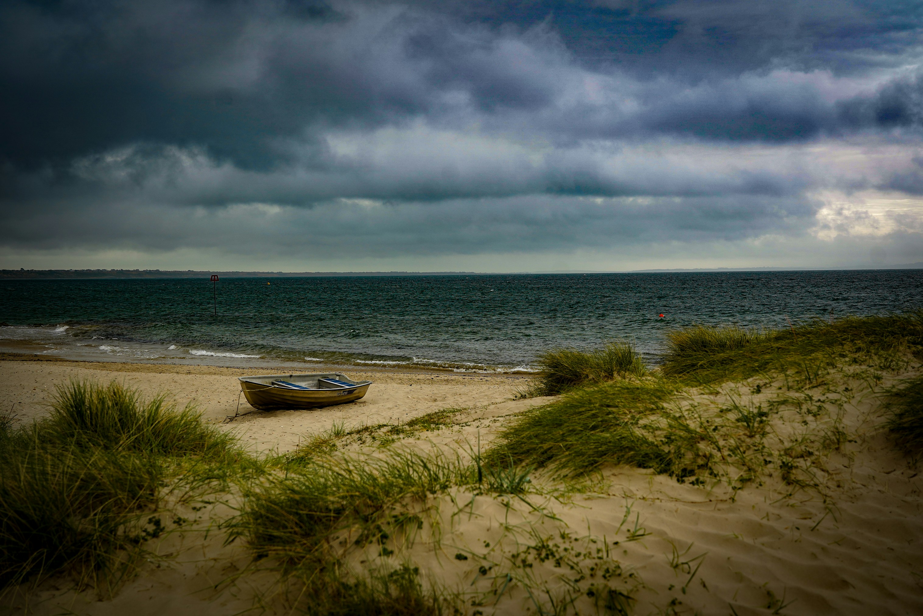 Foto zum Thema Ein Boot sitzt auf einem Sandstrand – Kostenloses Bild ...