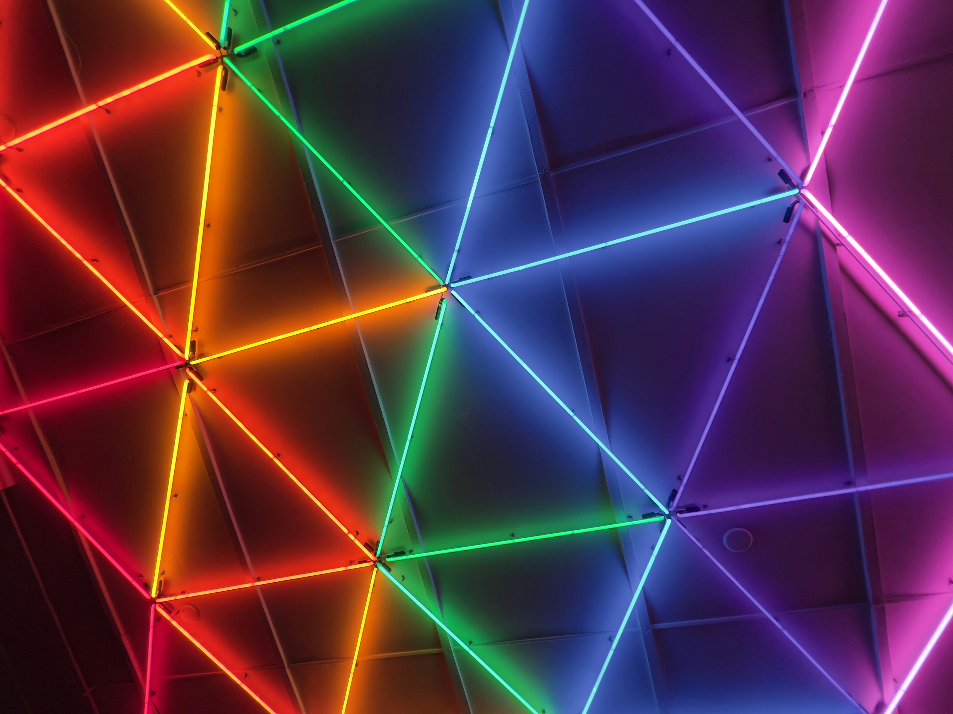 Convergence of Neon Lattice: a Rainbow Mesh of Light