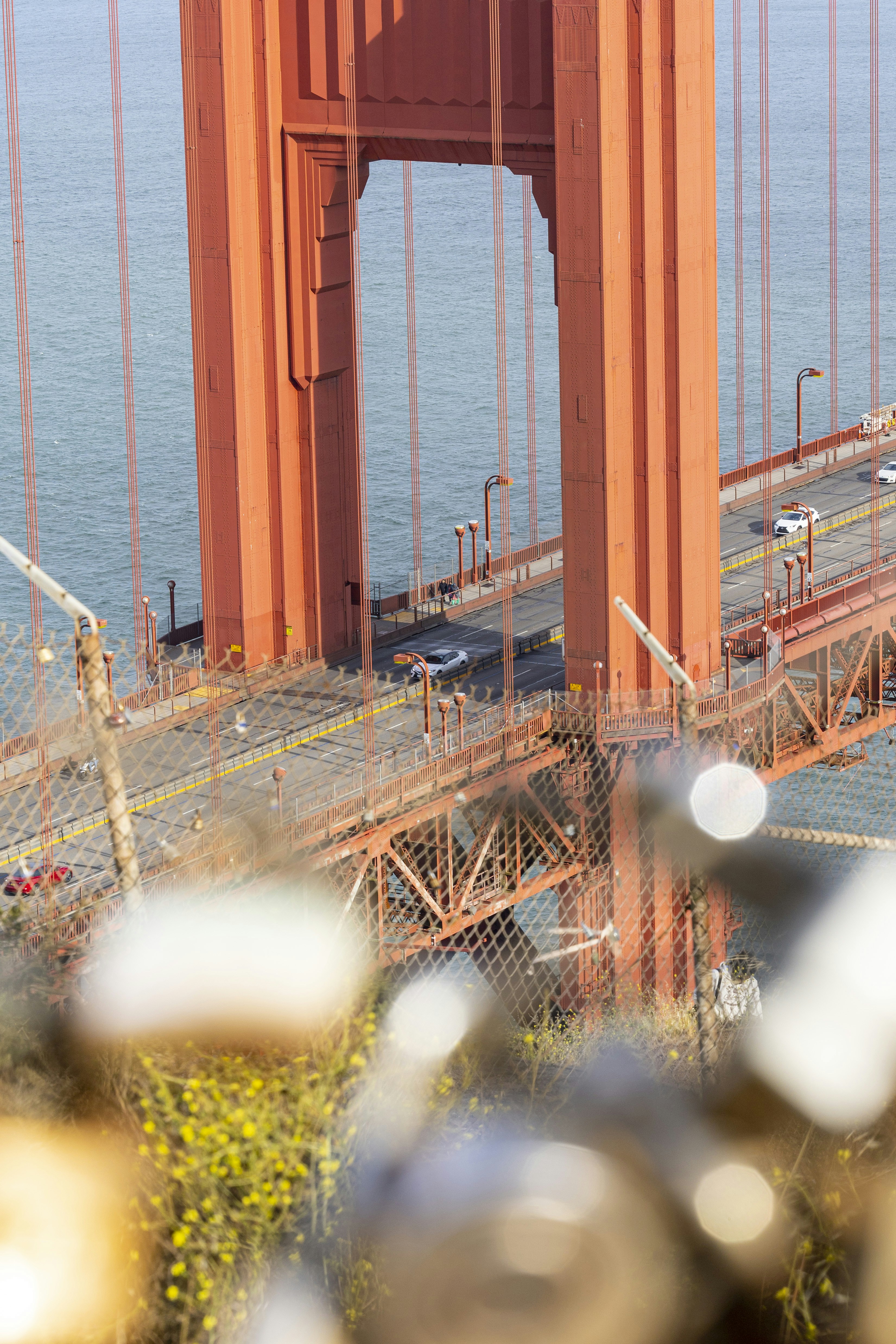 Une vue du Golden Gate Bridge depuis le sommet d’une colline photo ...