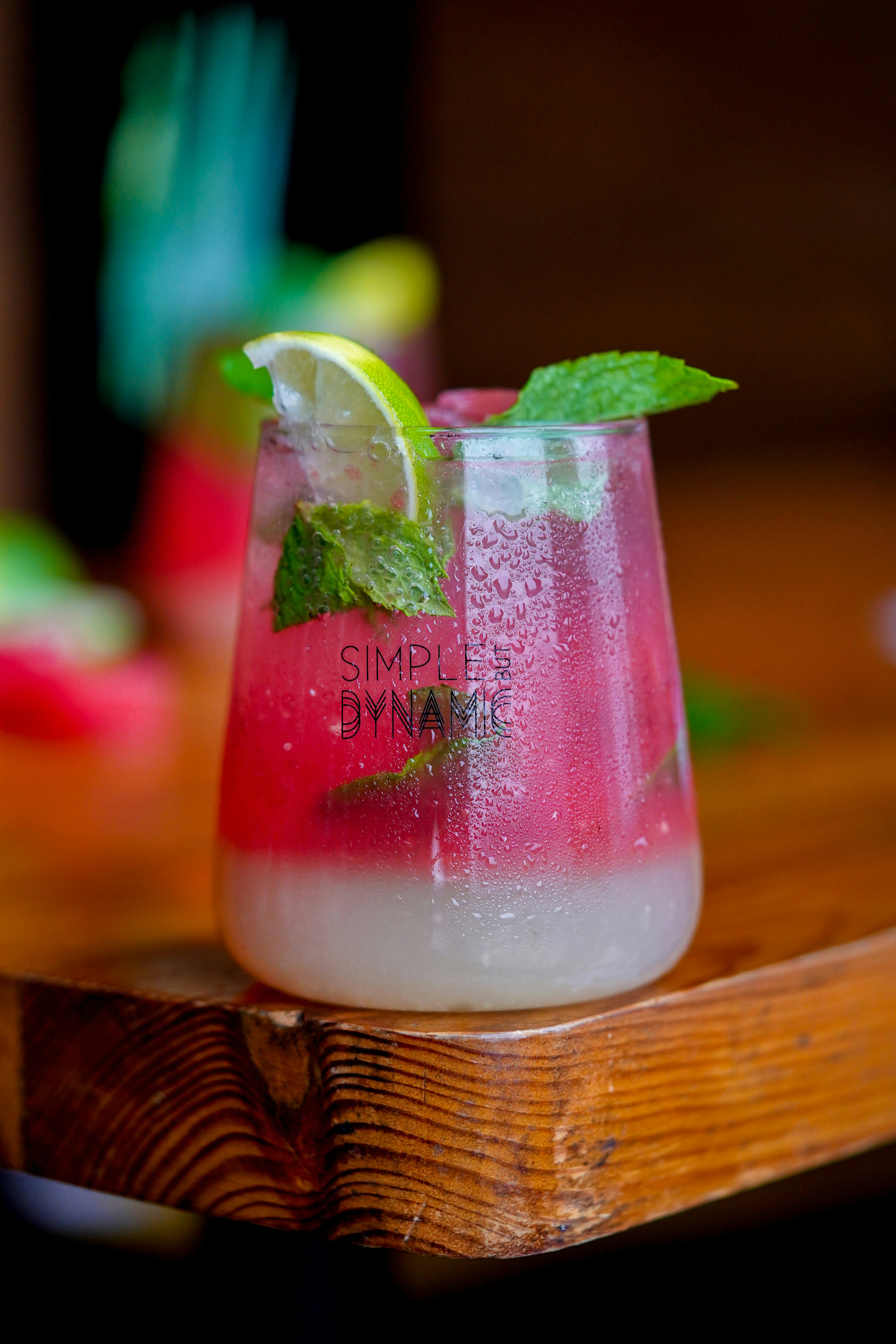 Un verre rempli d’une boisson assis sur une table en bois photo – Photo ...