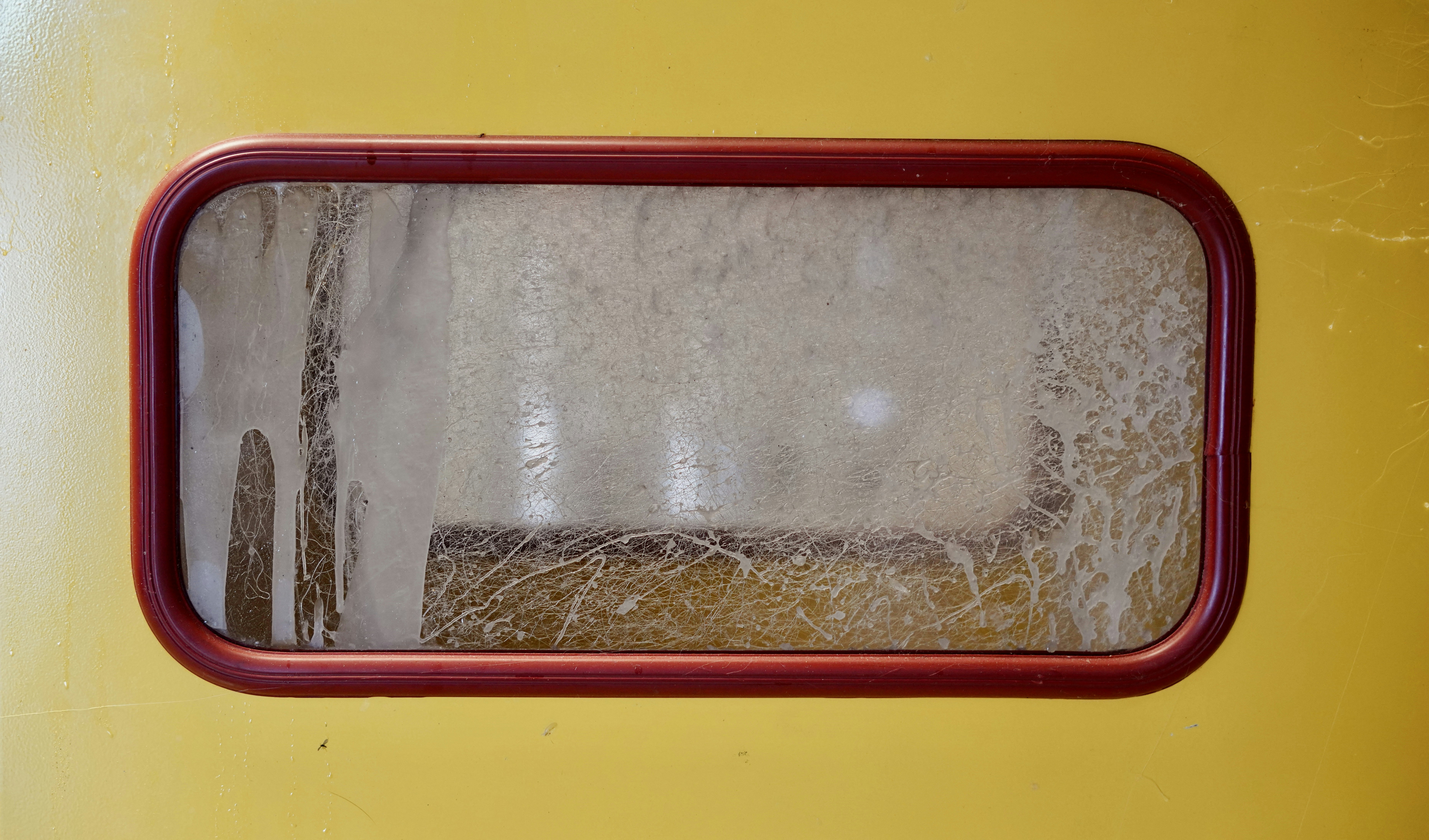 Le reflet d’un bâtiment dans une fenêtre photo – Photo Brun Gratuite ...