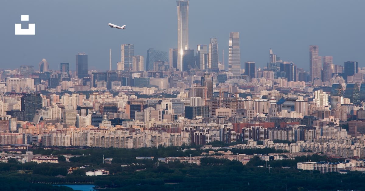 고층 건물이 있는 도시 상공을 비행하는 비행기 사진 Unsplash의 무료 건물 이미지