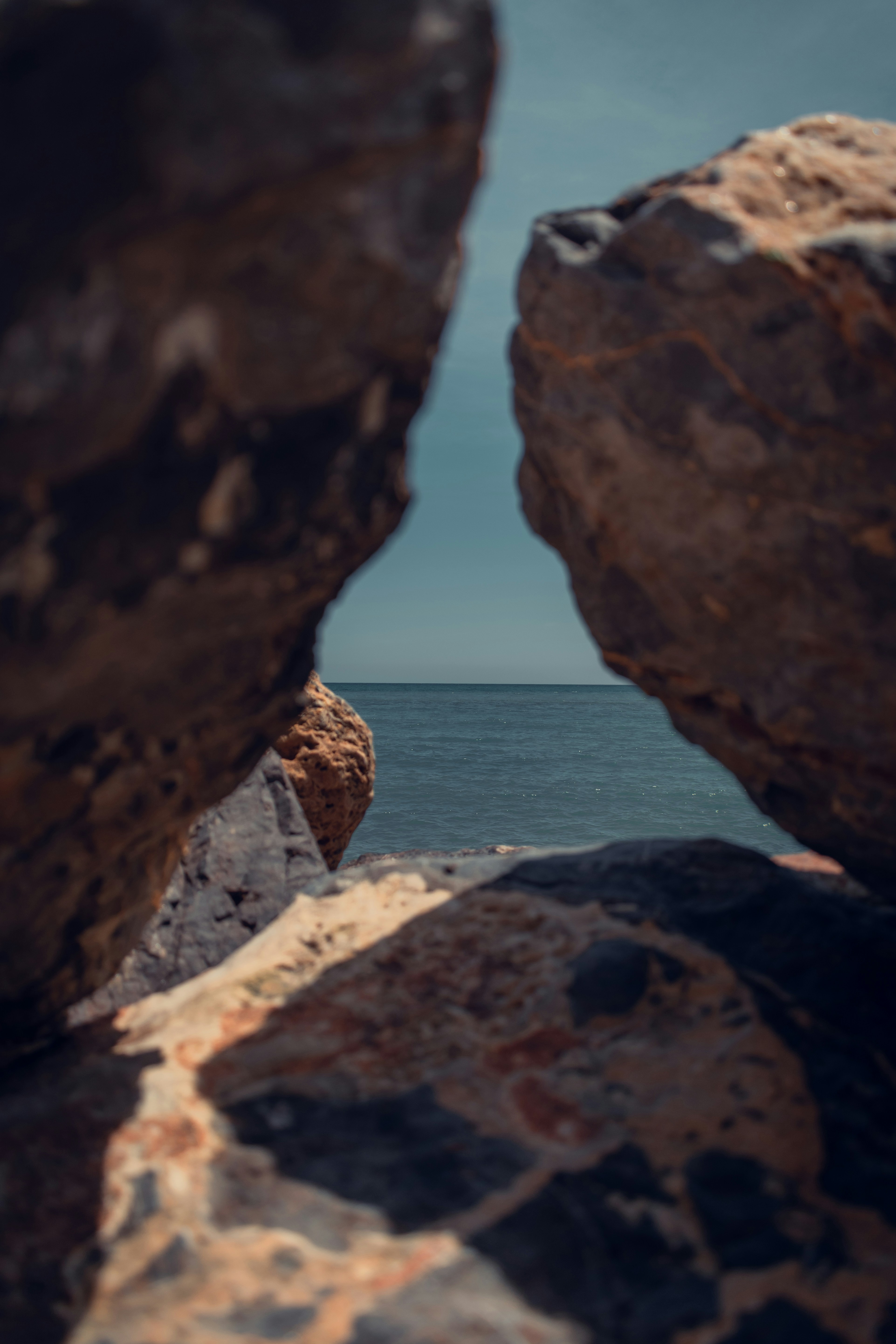 Un couple de rochers assis au sommet d’une plage photo – Photo España ...