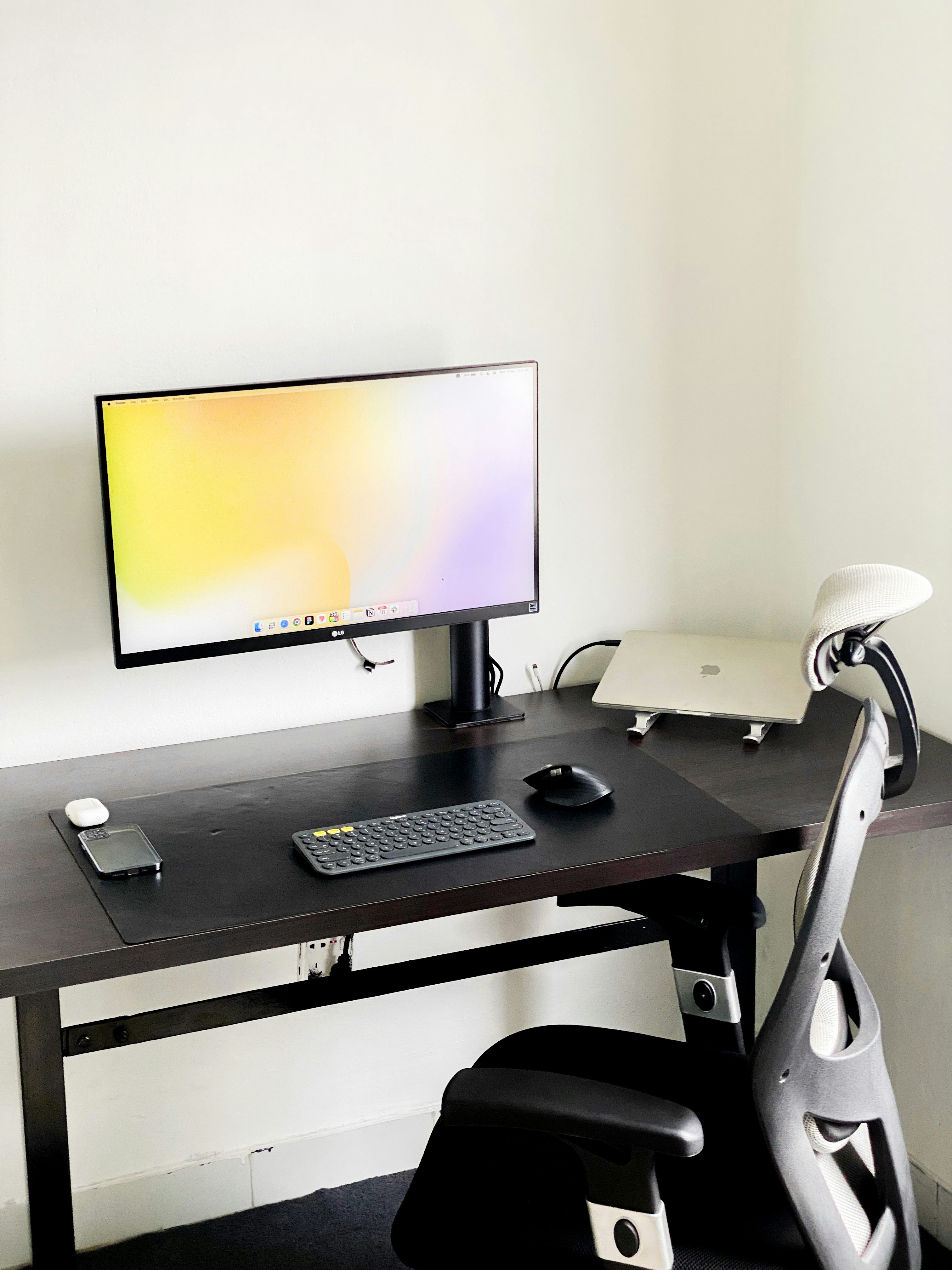 A computer desk with a monitor, keyboard and mouse photo – Free ...