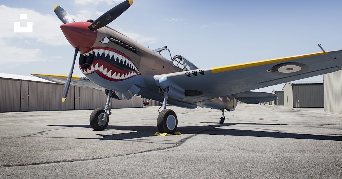 Un Avion Avec Une Gueule De Requin Peinte Sur Le Côté Photo Image