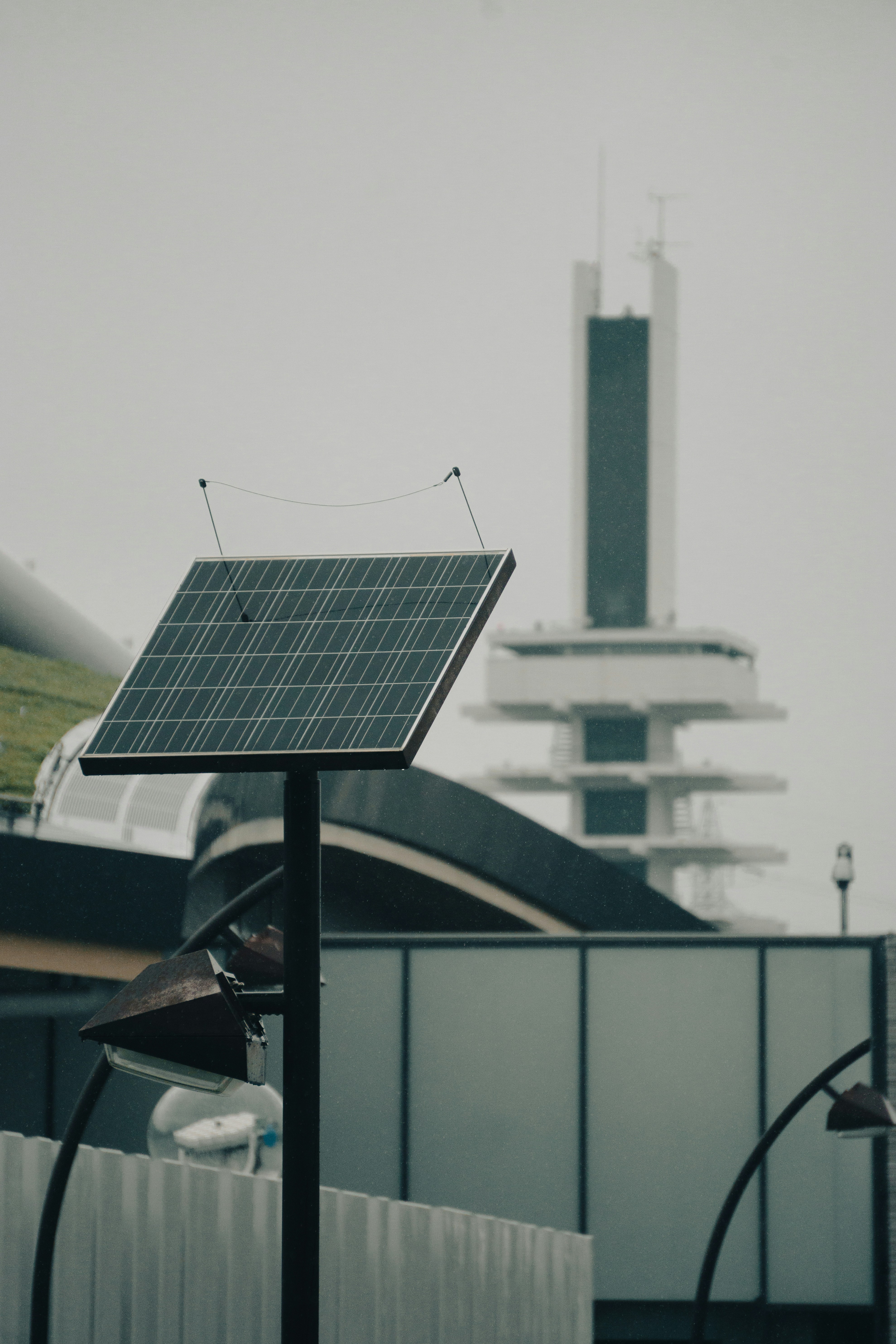 Foto Panel surya di atas tiang – Gambar Arsitektur Gratis di Unsplash