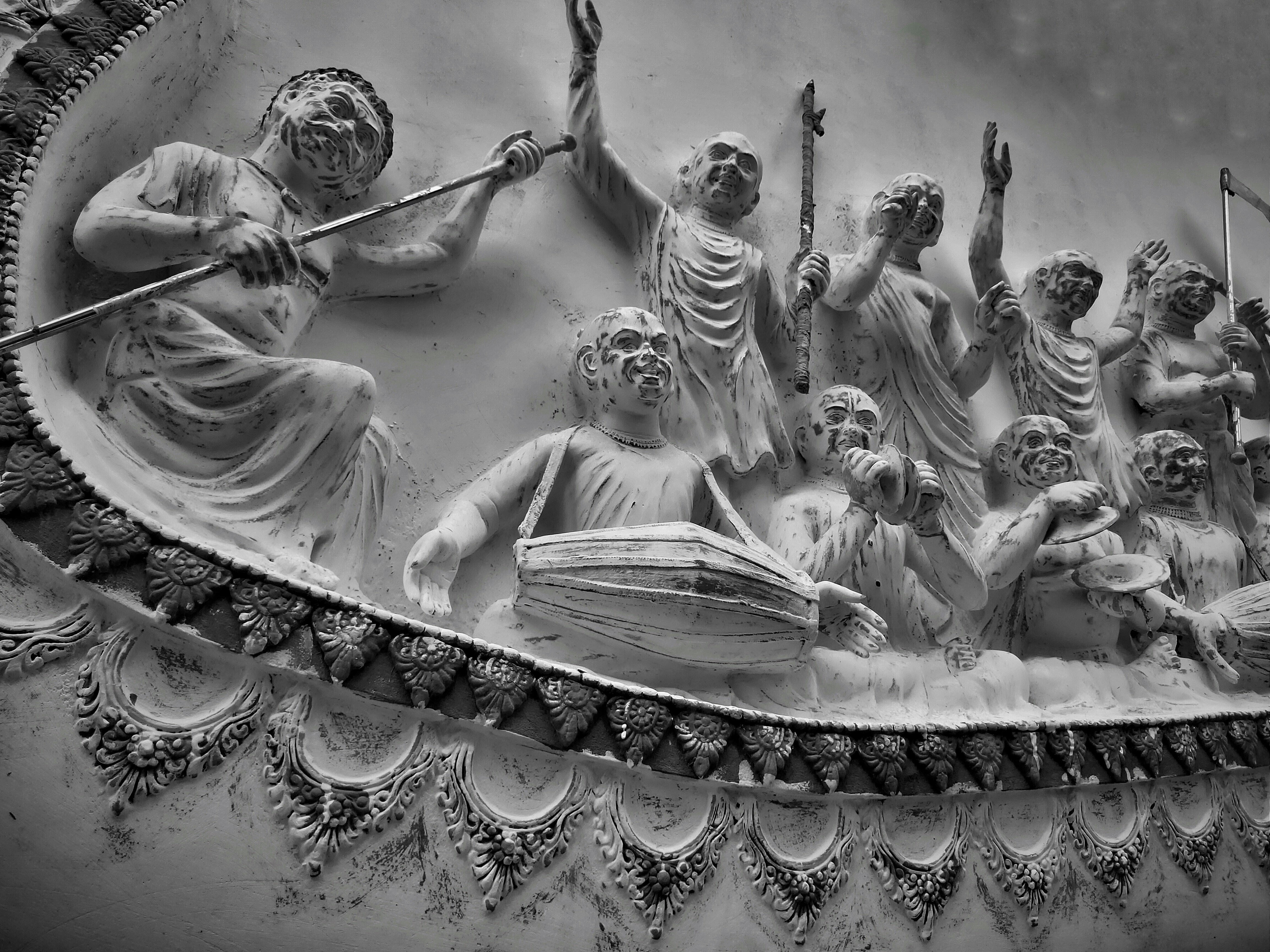 Une photo en noir et blanc d’un groupe de statues photo – Photo Ashram ...