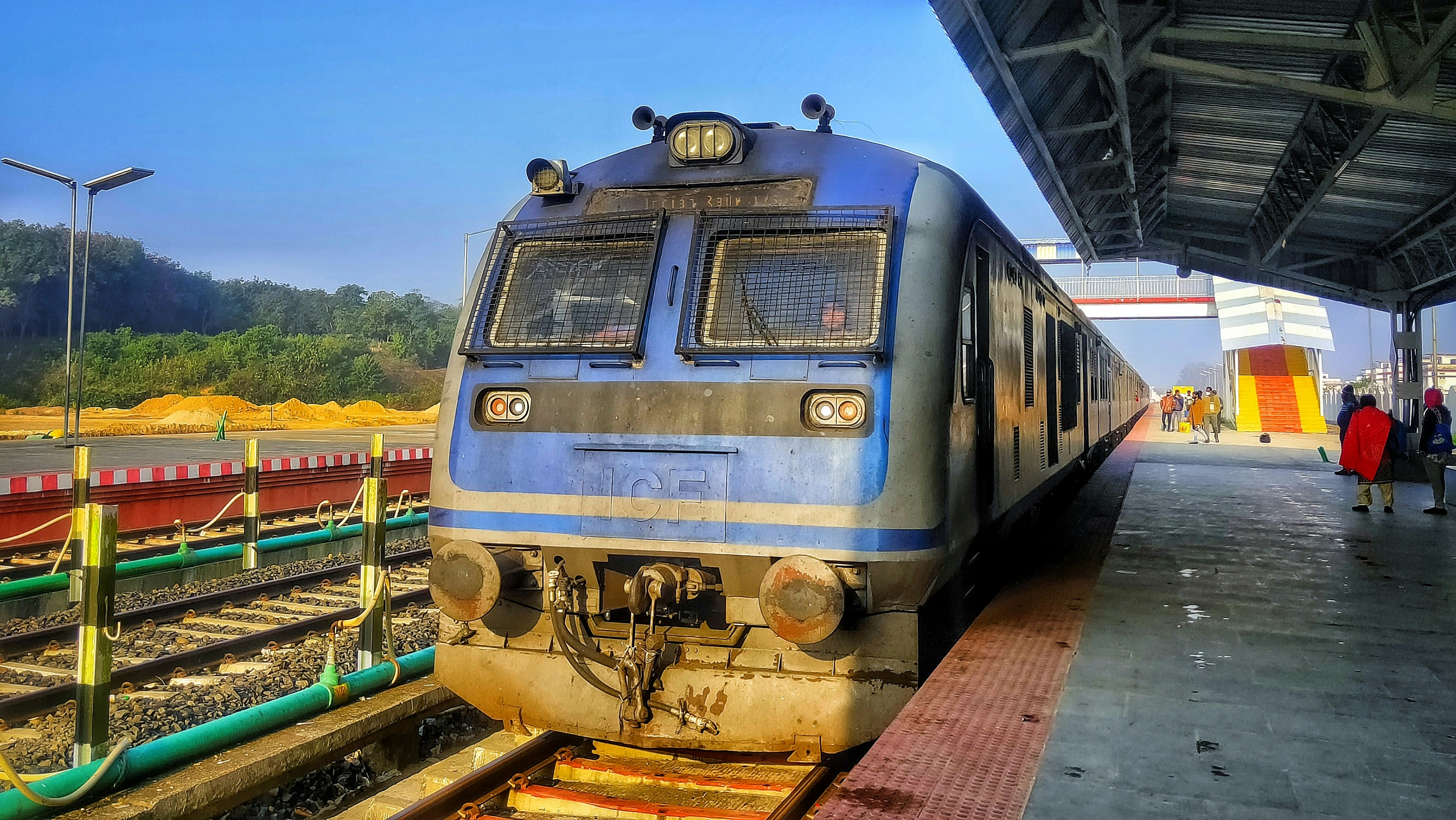 Foto Un tren azul y plateado entrando en una estación de tren – Imagen ...