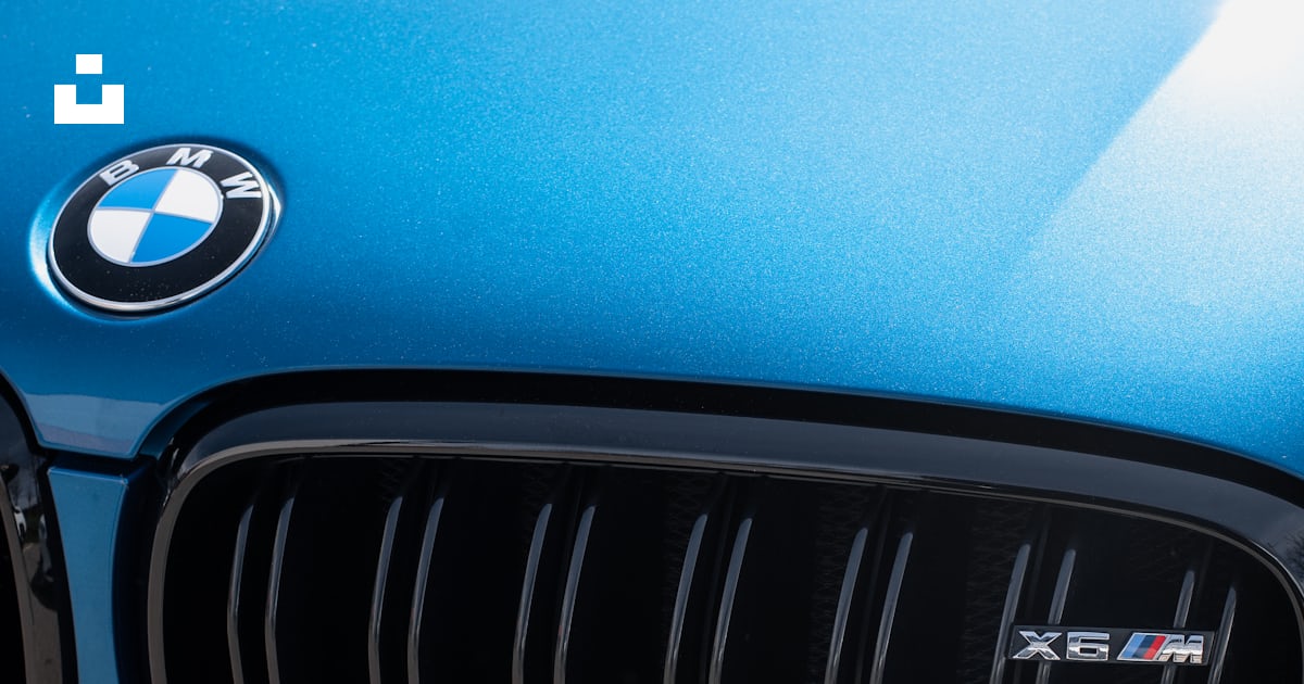파란색 Bmw 자동차의 전면 클로즈업 사진 Unsplash의 무료 자동차 디테일링 이미지